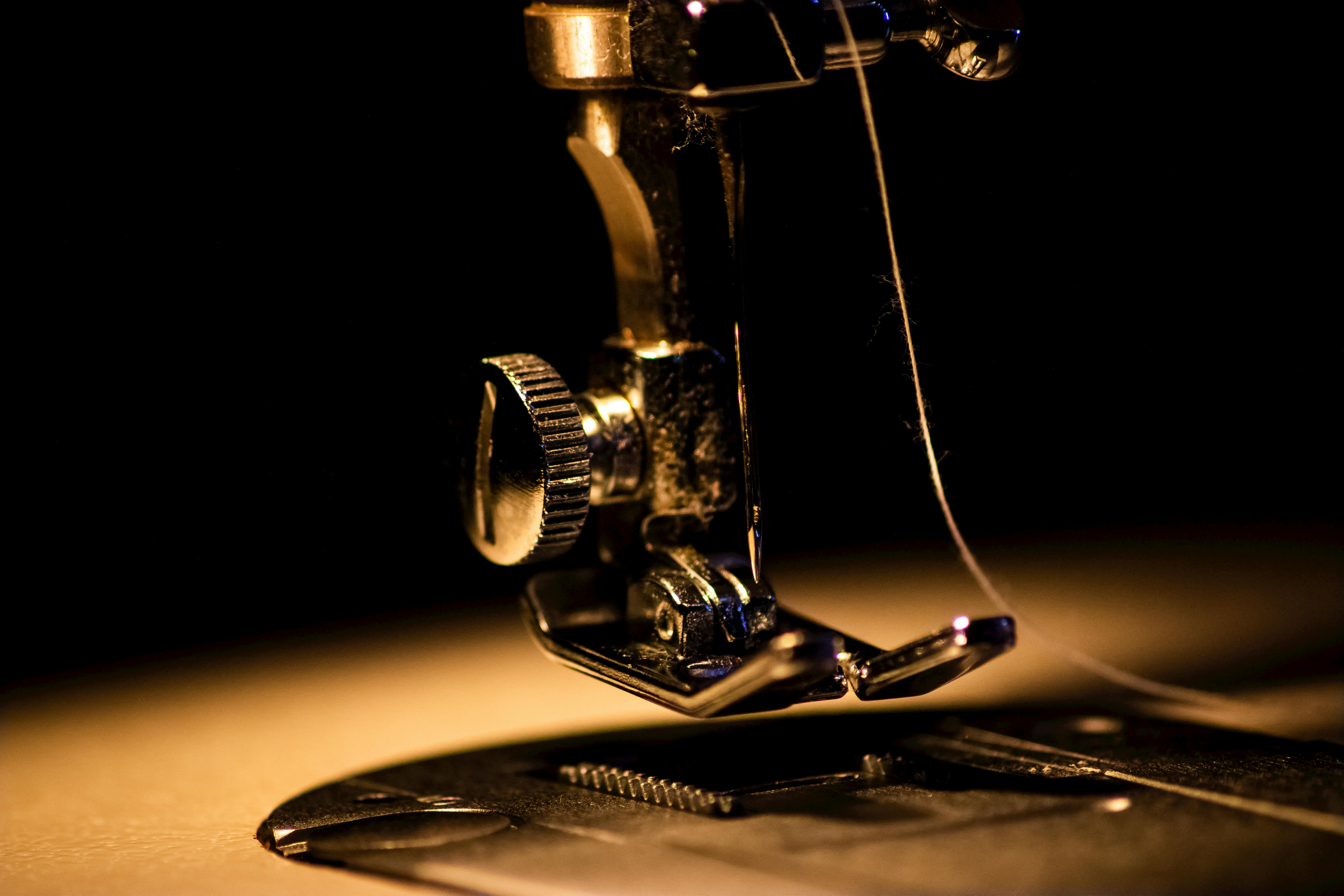 Close-Up Shot of a Sewing Machine · Free Stock Photo