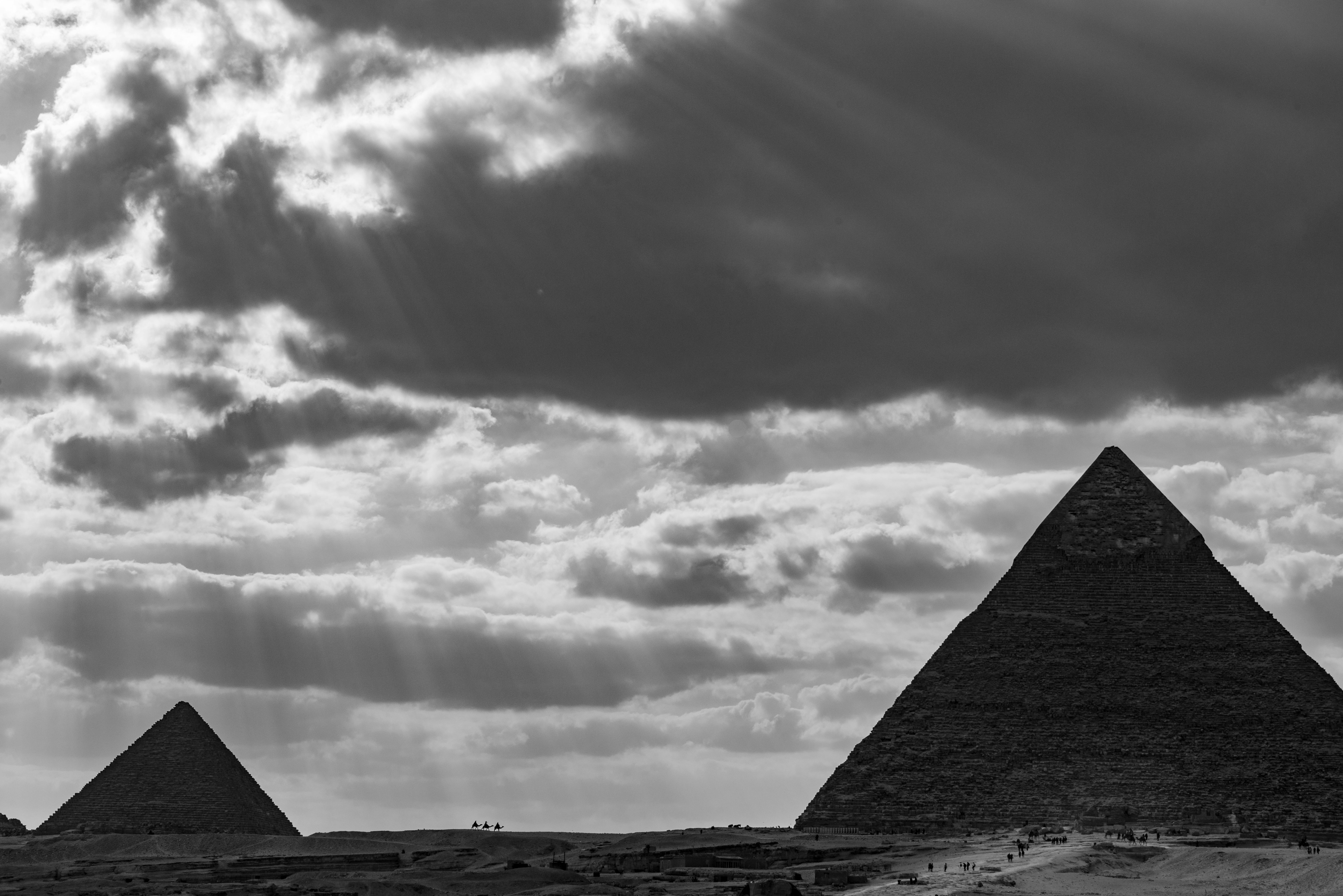 A Grayscale of the Great Pyramid of Giza · Free Stock Photo