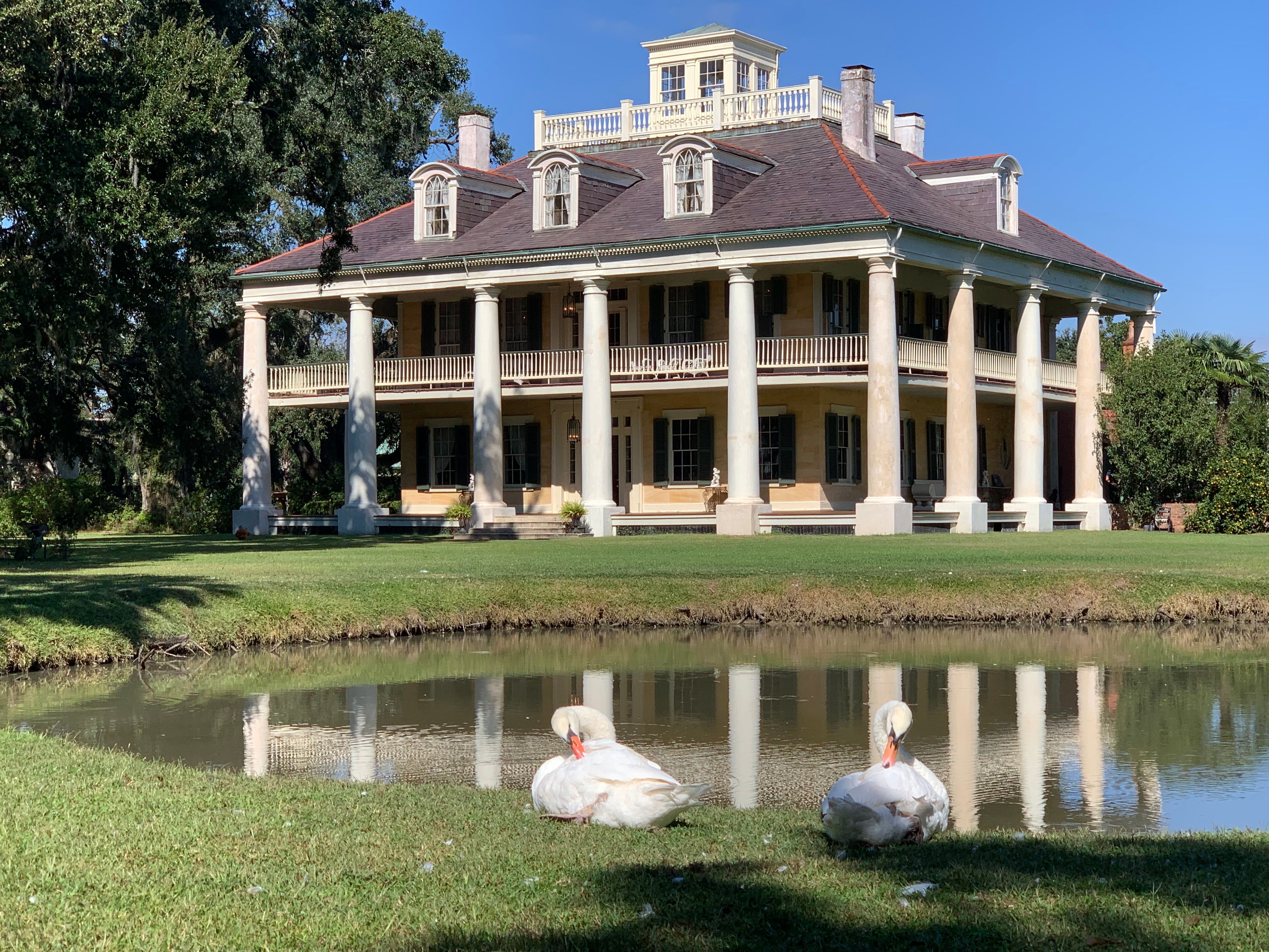 Mansion Reflecting in Pond · Free Stock Photo