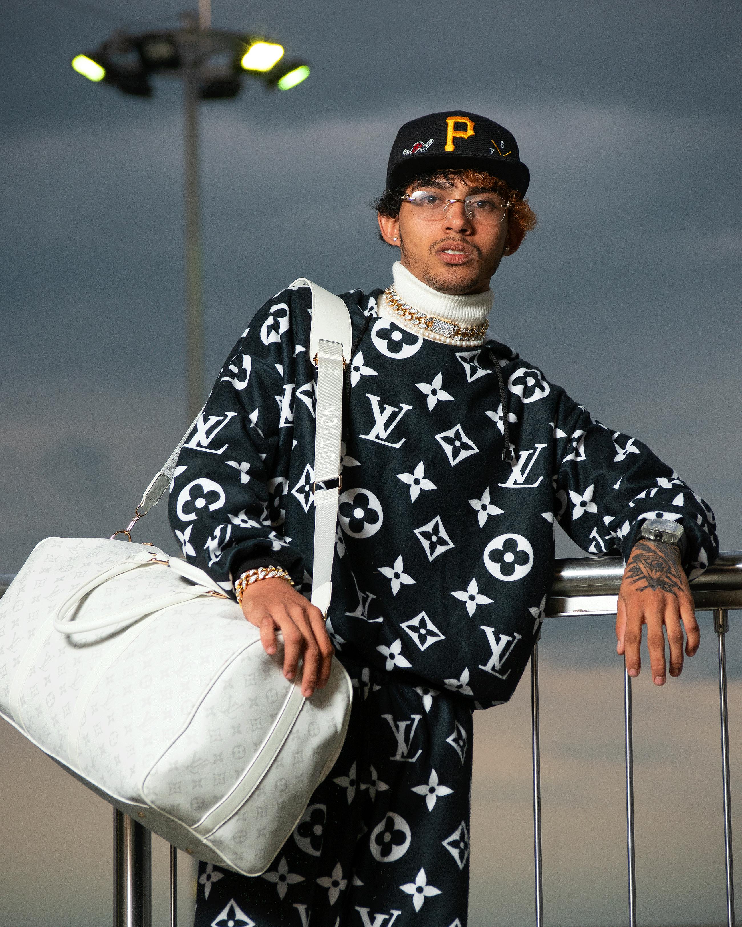 Hombre Vistiendo Ropa De Diseñador · Foto de stock gratuita