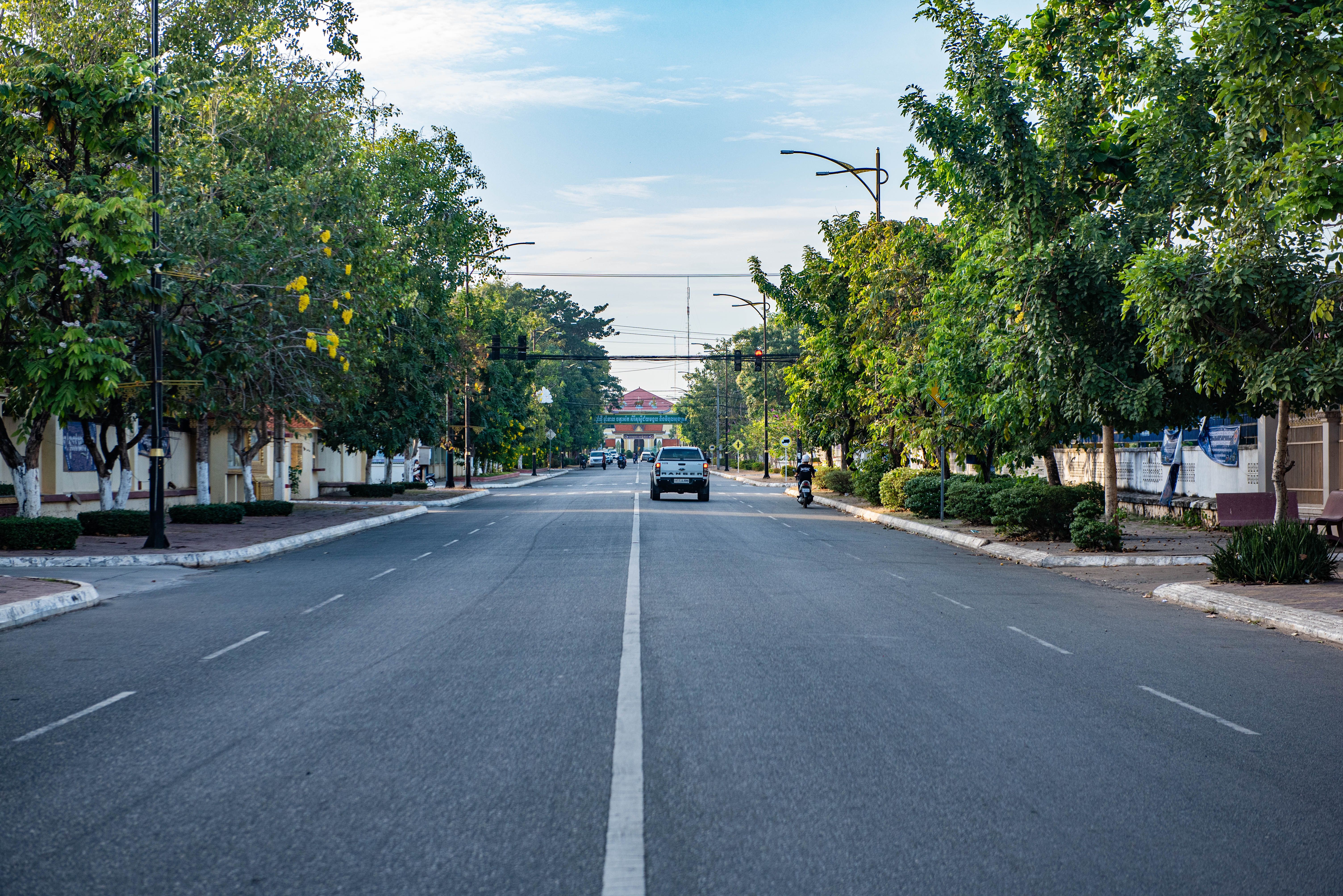 Wide Street in City · Free Stock Photo