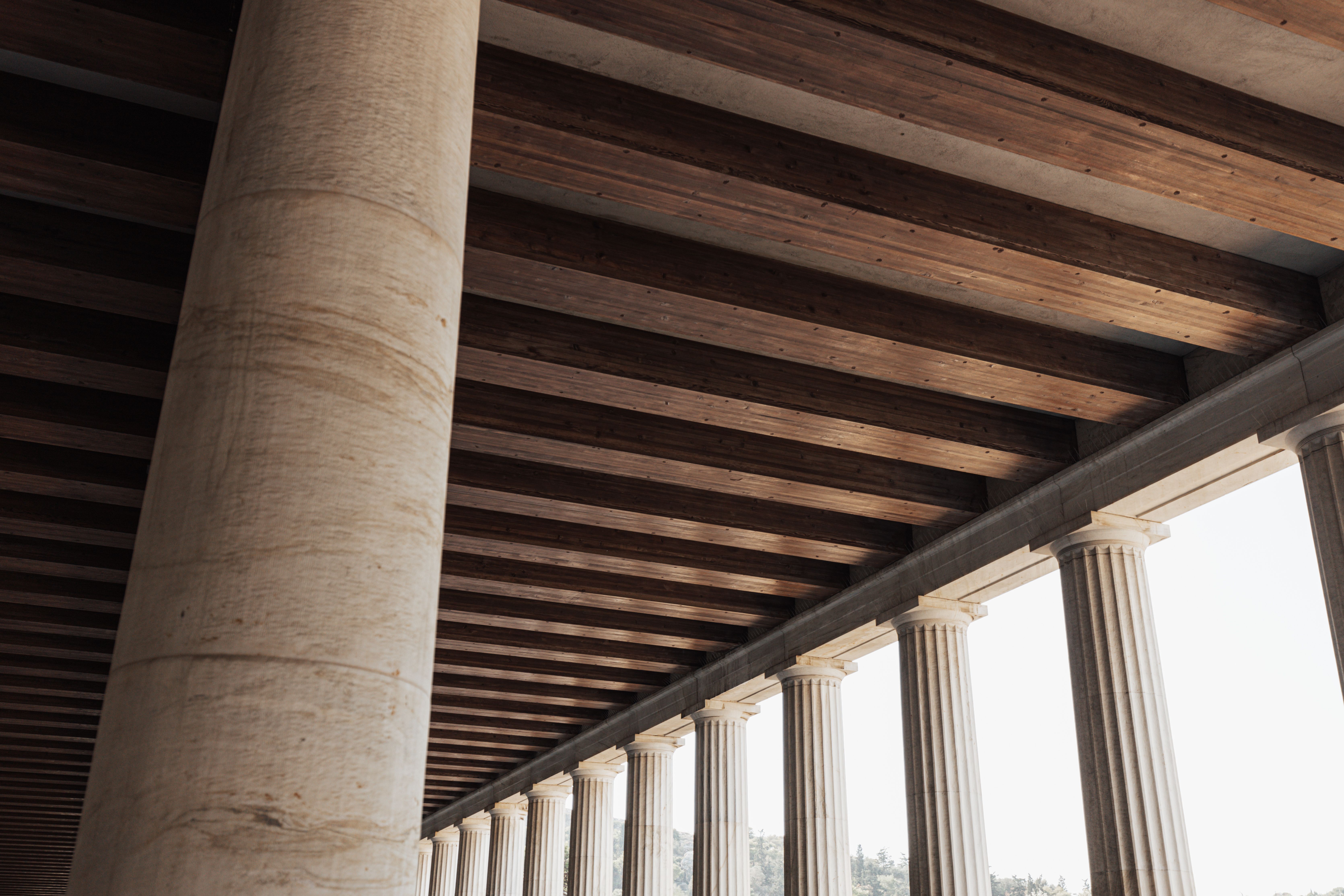 Arquitectura De Columnas Majestuosas Y Techos De Madera · Foto de stock ...