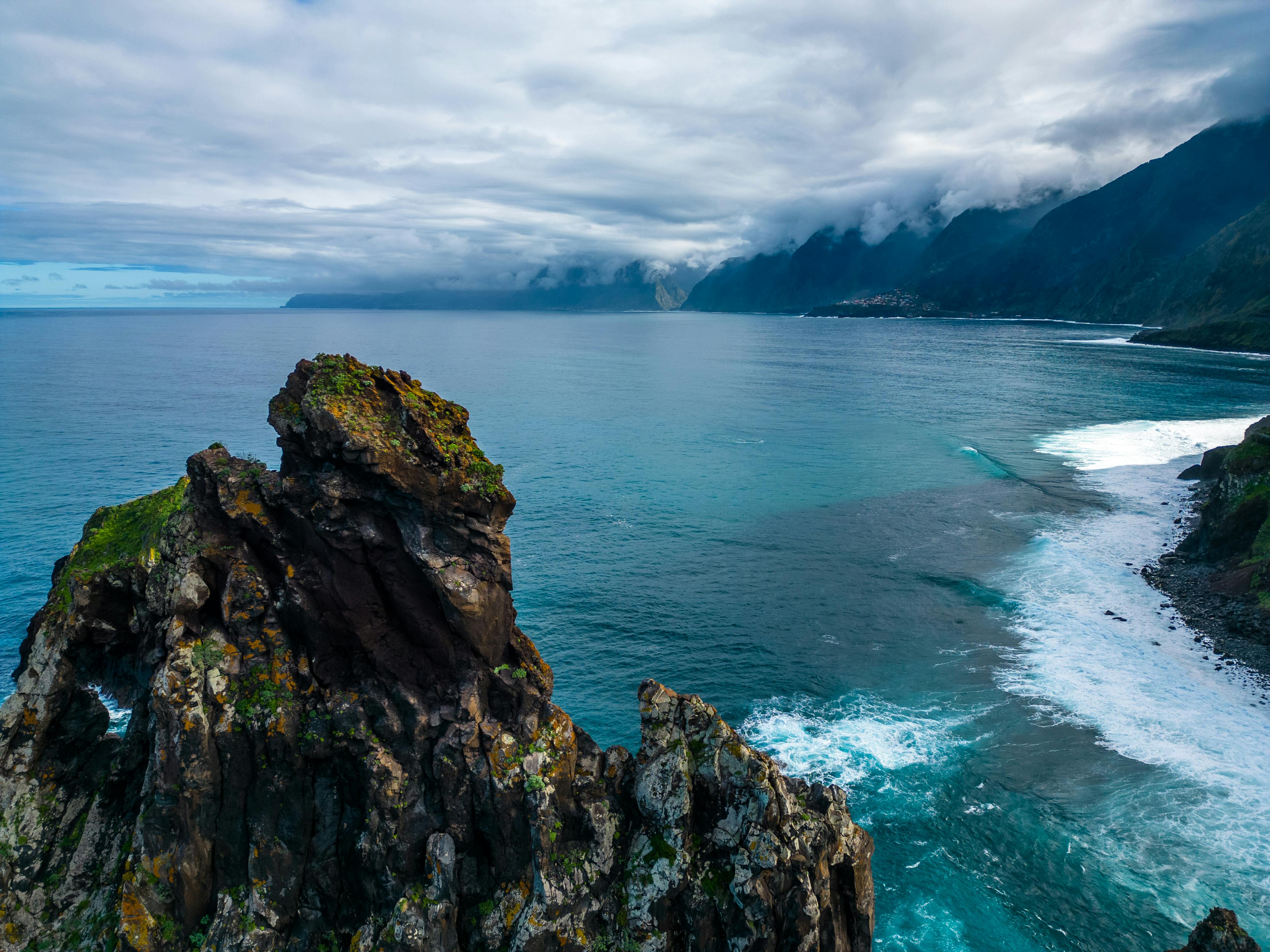 Rocks on Seacoast · Free Stock Photo