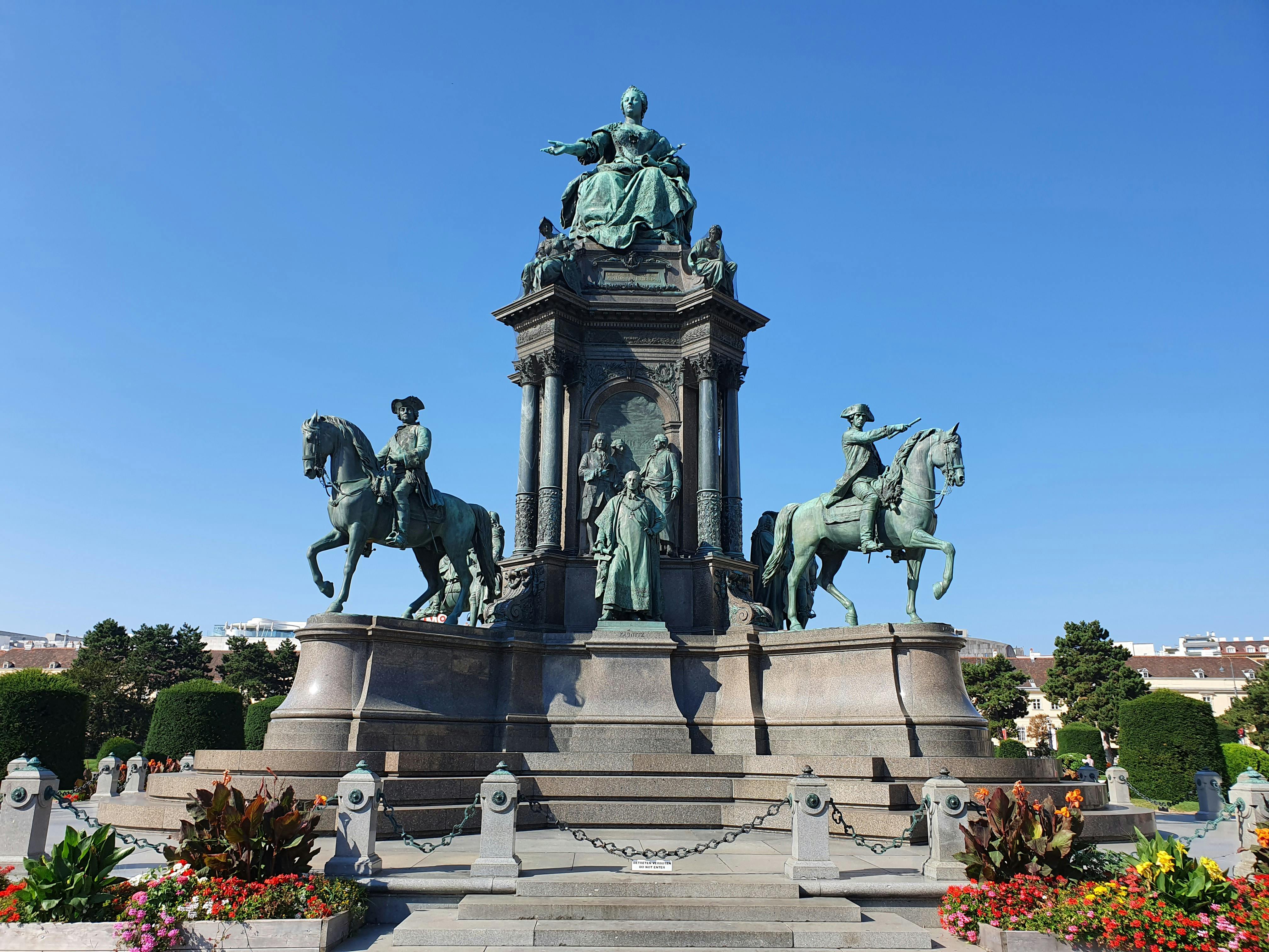 Two People Statue over Fog · Free Stock Photo