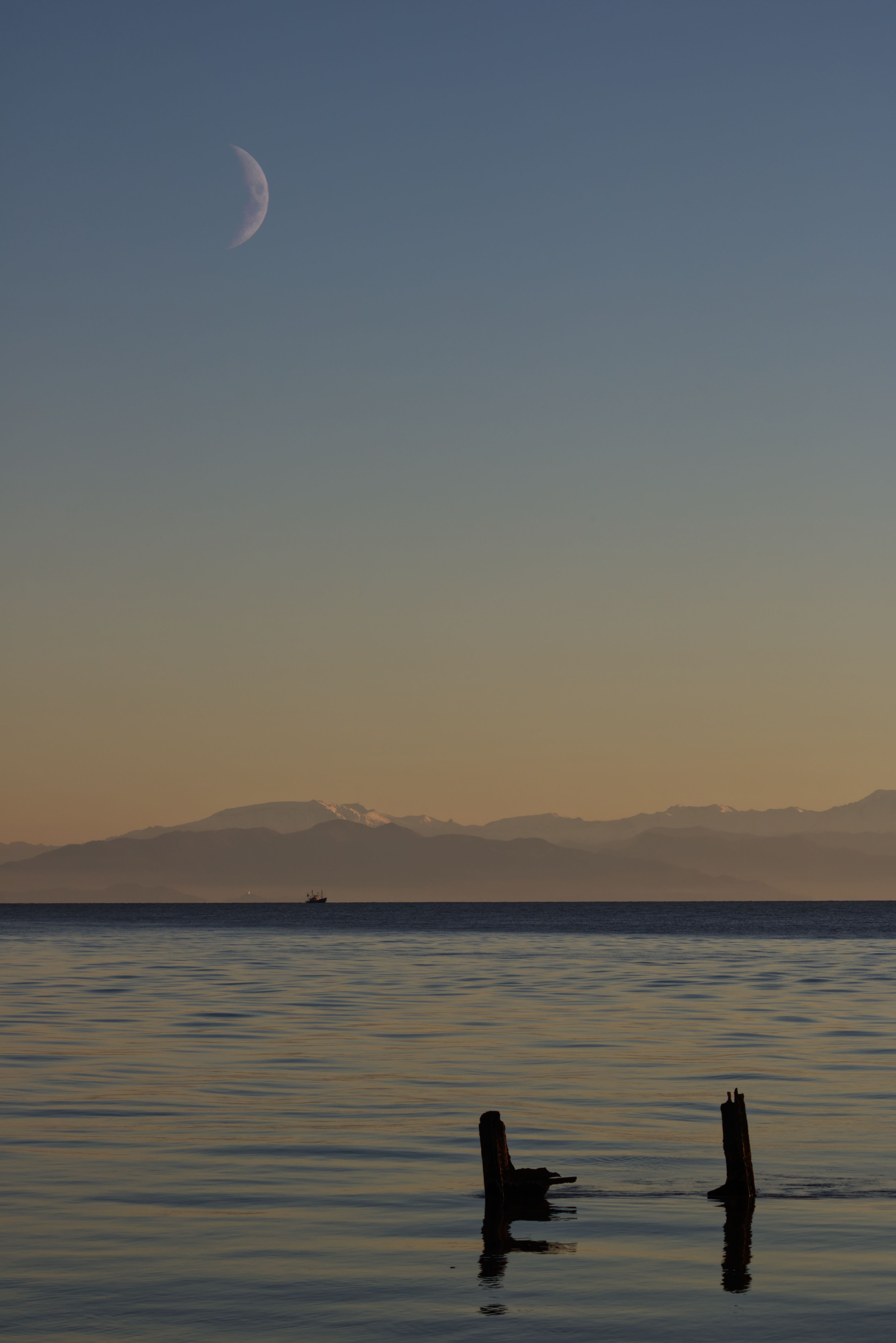Moon on Clear Sky at Dusk over Shore · Free Stock Photo