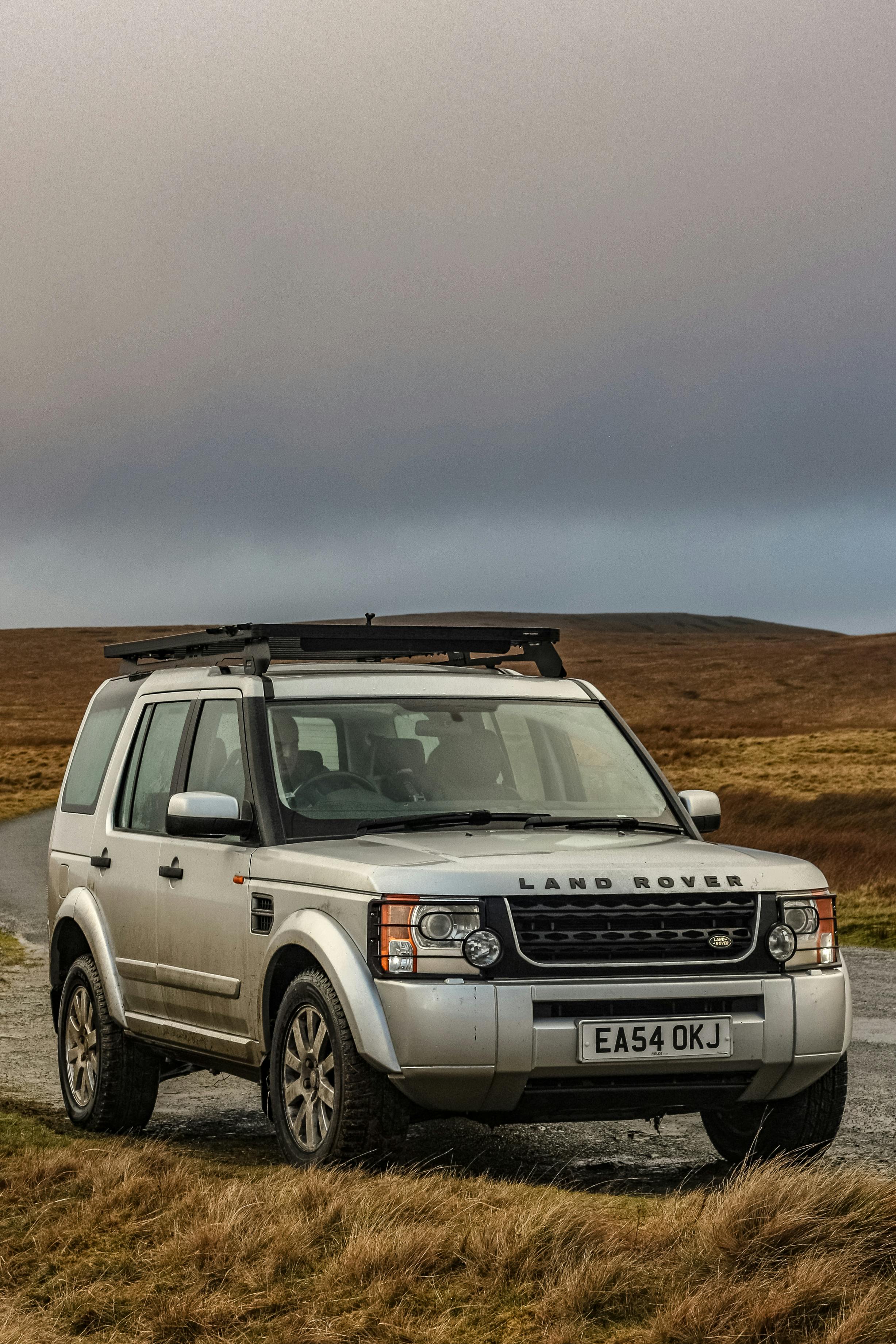 Land Rover Parked in Grass Field · Free Stock Photo
