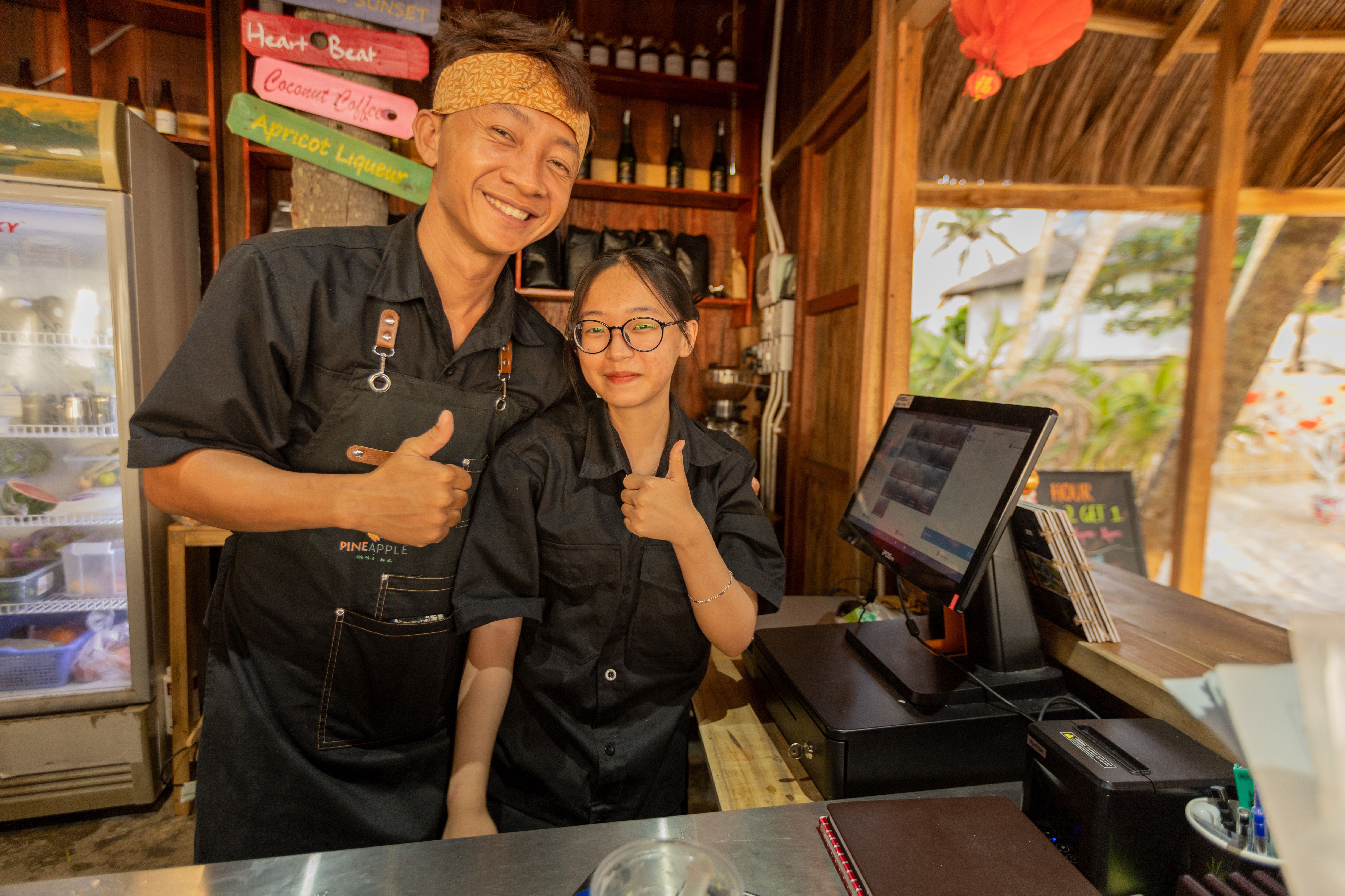 Man and Woman Working in a Beach Bar · Free Stock Photo