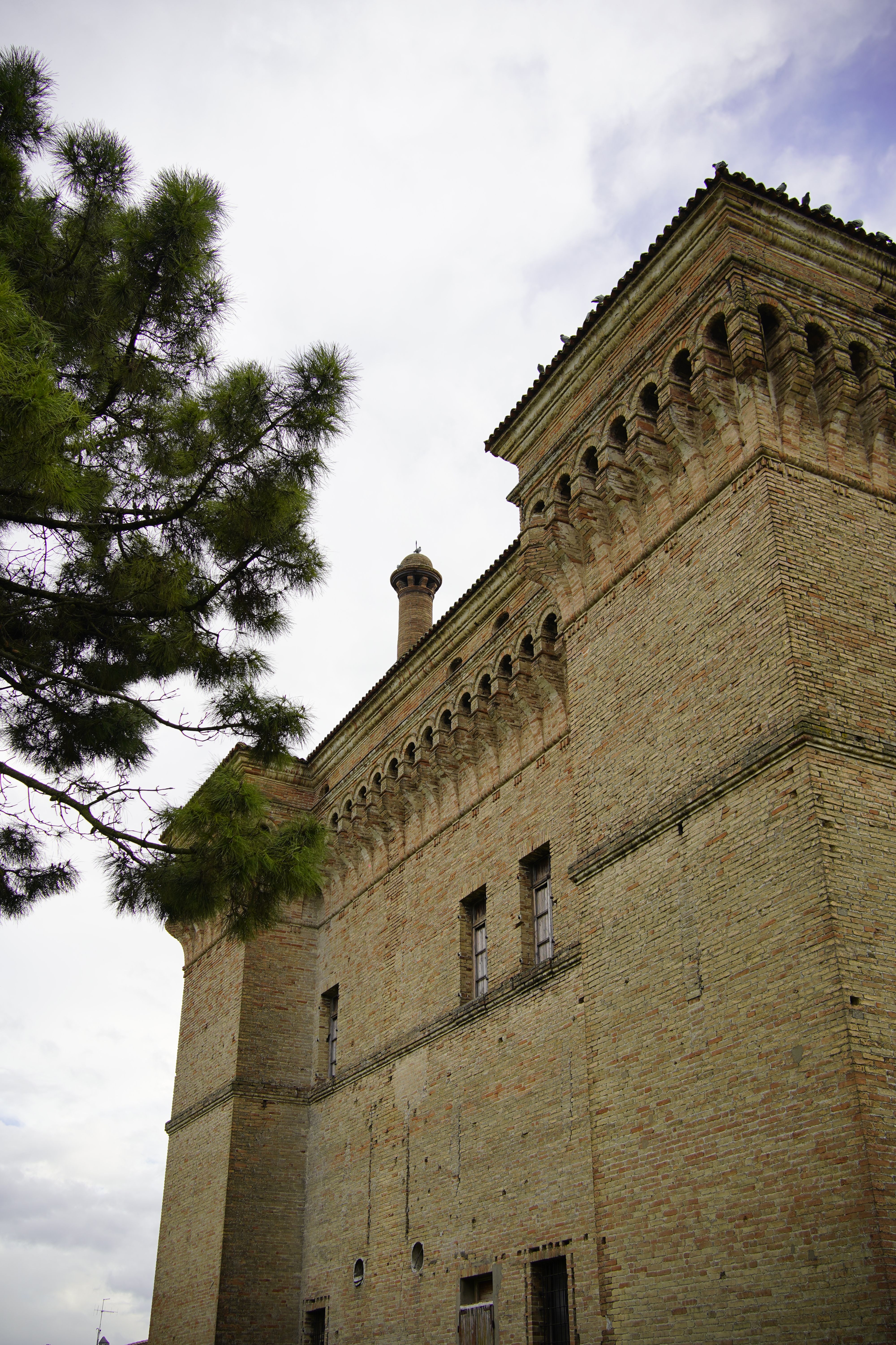 Cloud over Castle Wall · Free Stock Photo