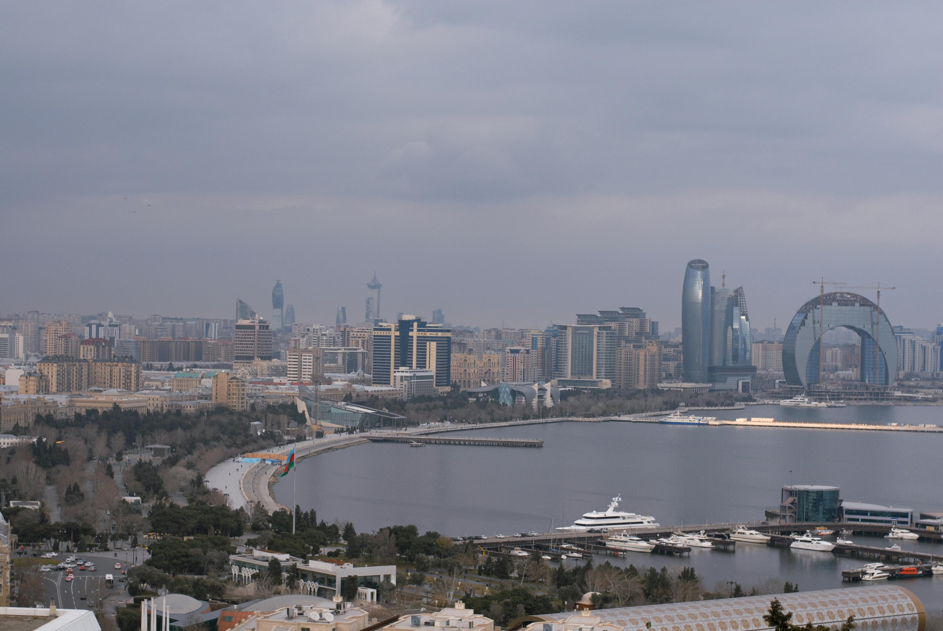 Circular View of Traffic in Baku in Black and White · Free Stock Photo