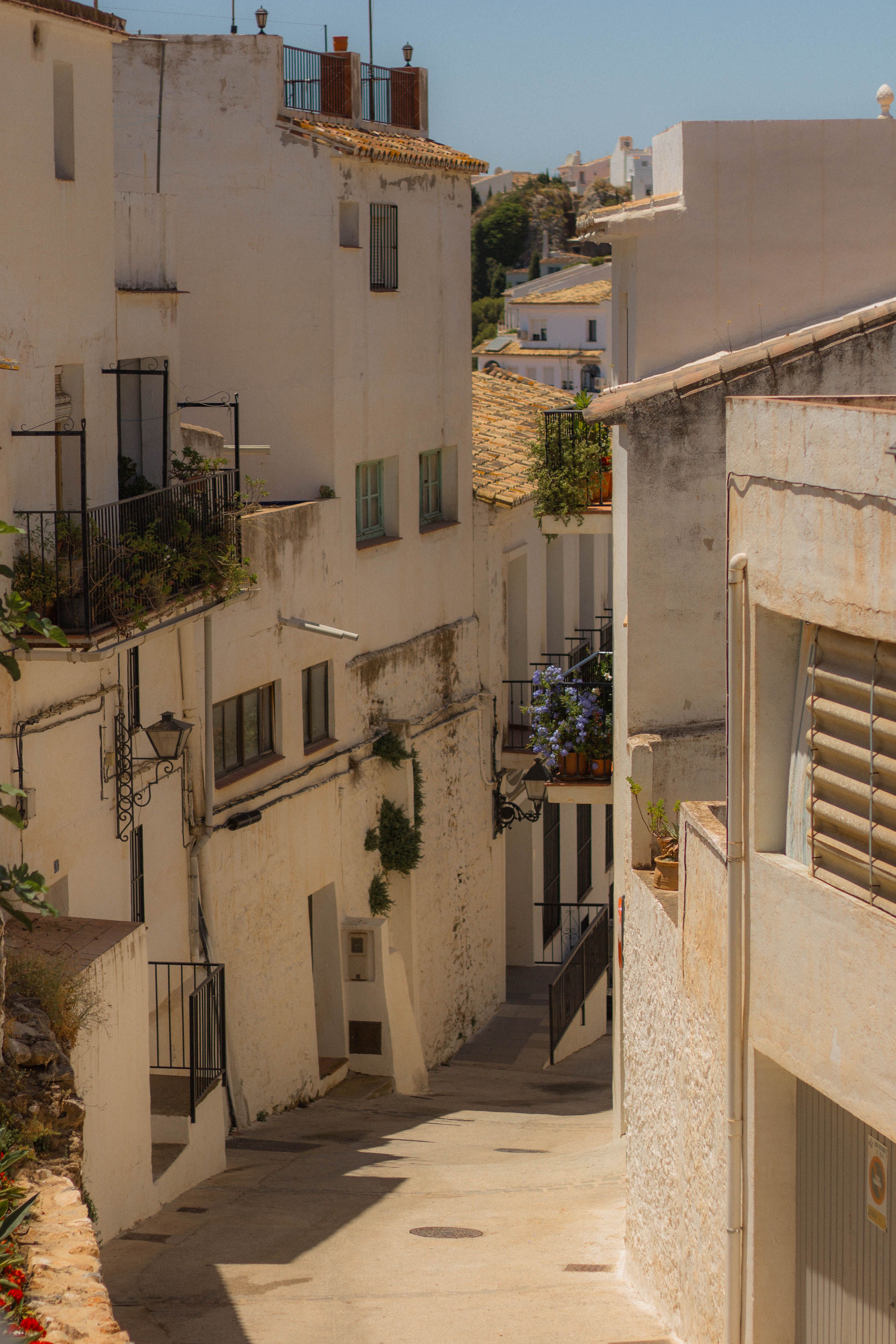 Narrow Mediterranean Street at Noon · Free Stock Photo