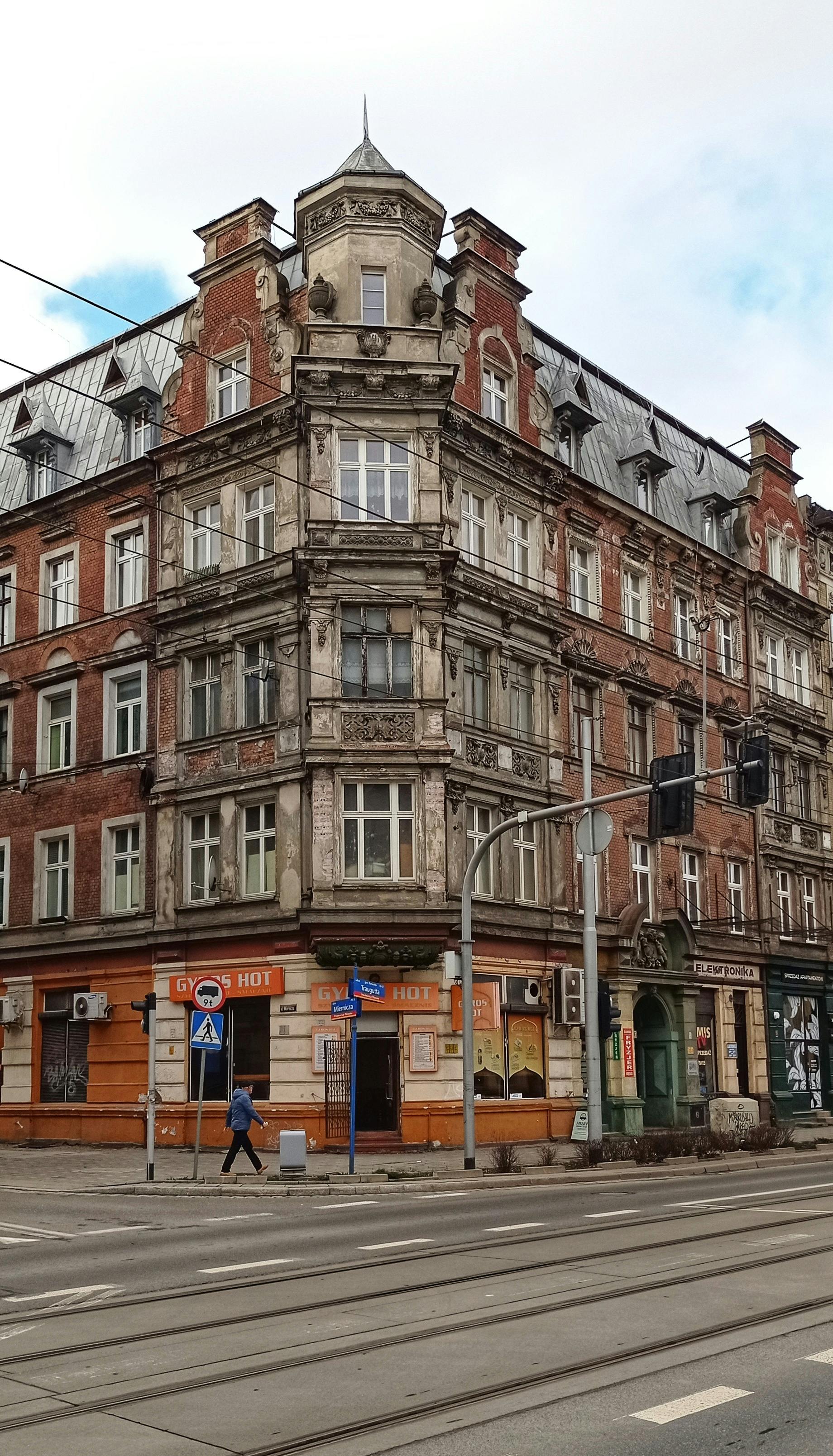 View of the City Street with an Old Building · Free Stock Photo