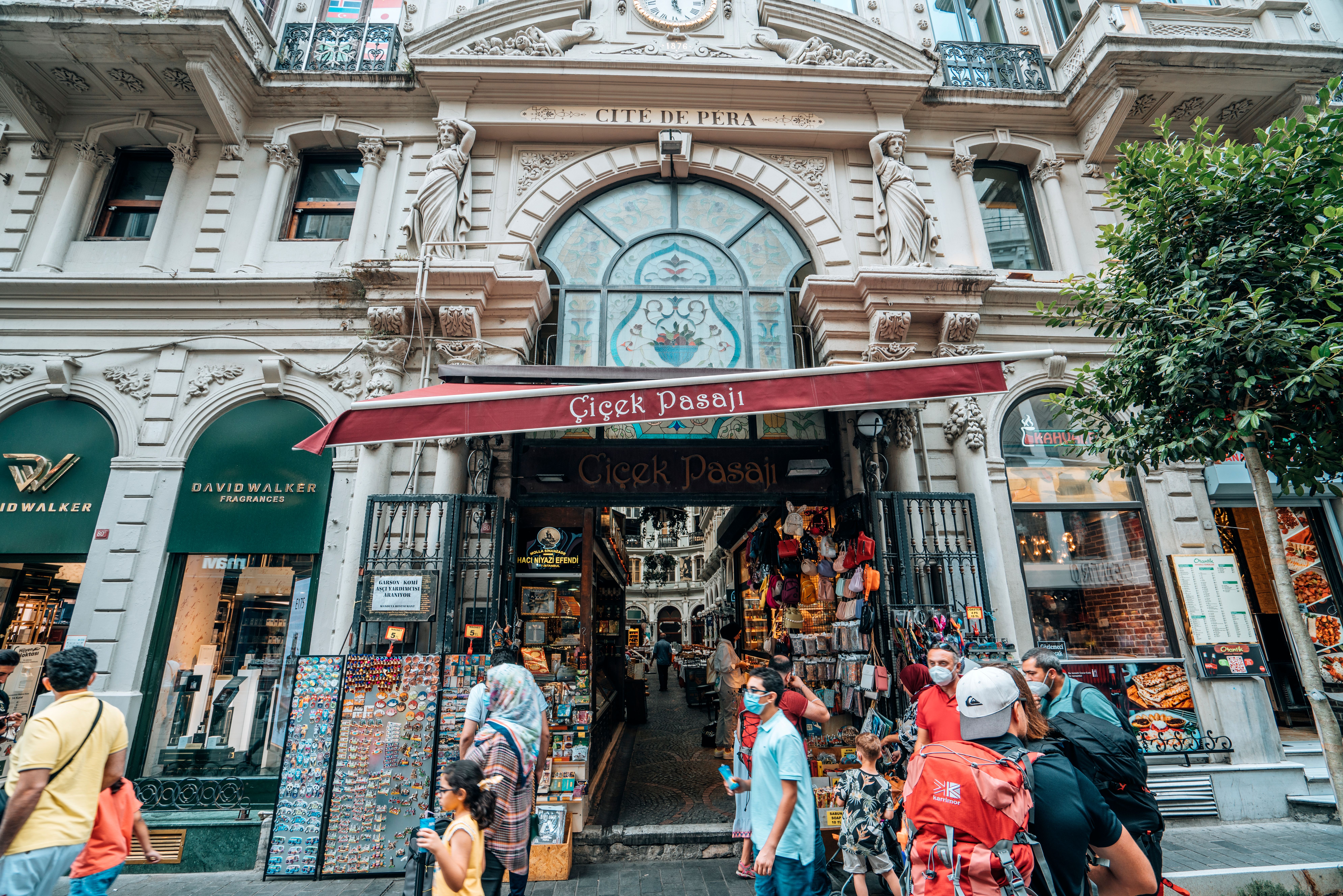 People on Cicek Pasaji in Istanbul · Free Stock Photo
