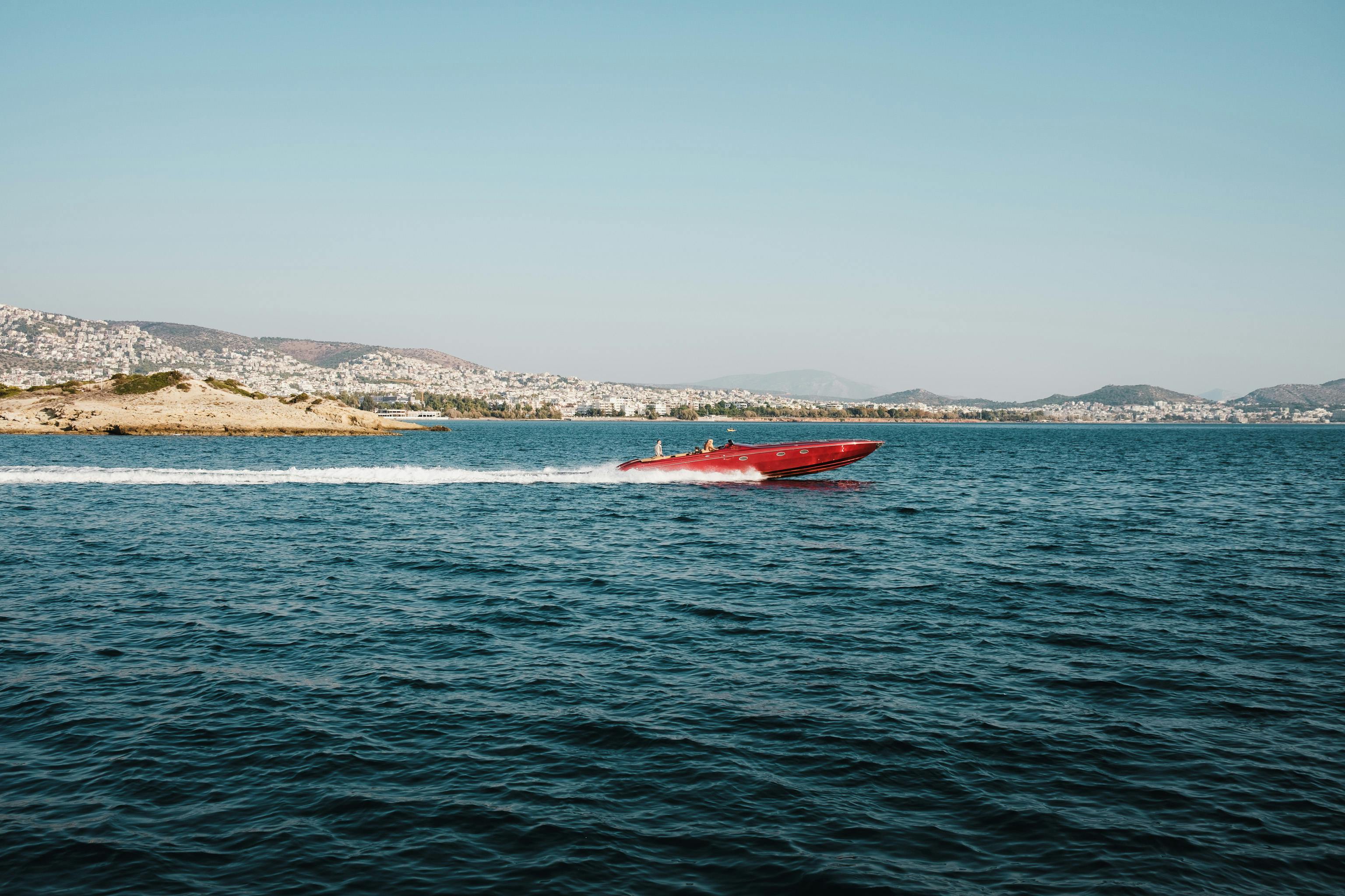 Red Boat by the Shore · Free Stock Photo