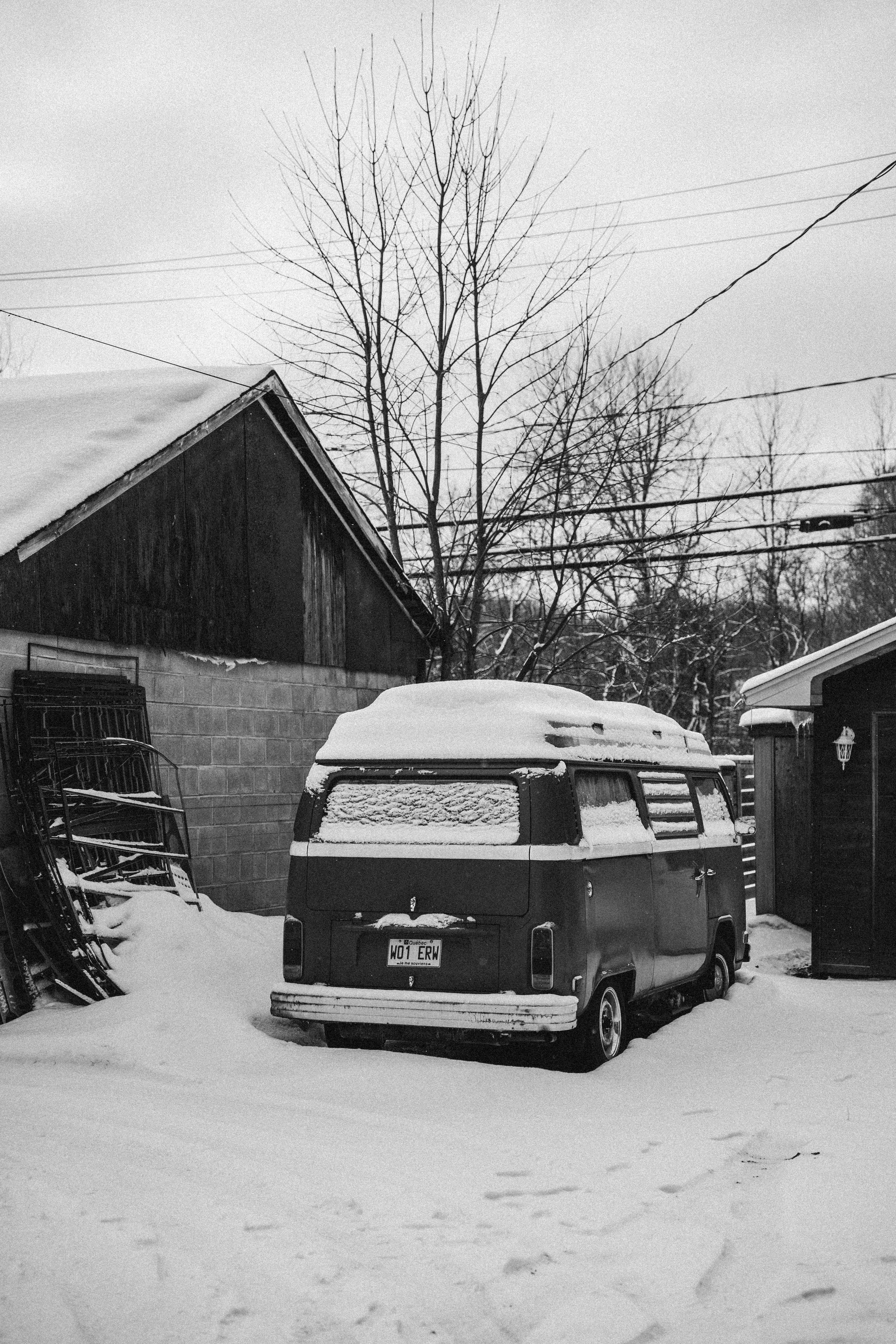 Minivan in Snow near House in Winter Landscape · Free Stock Photo