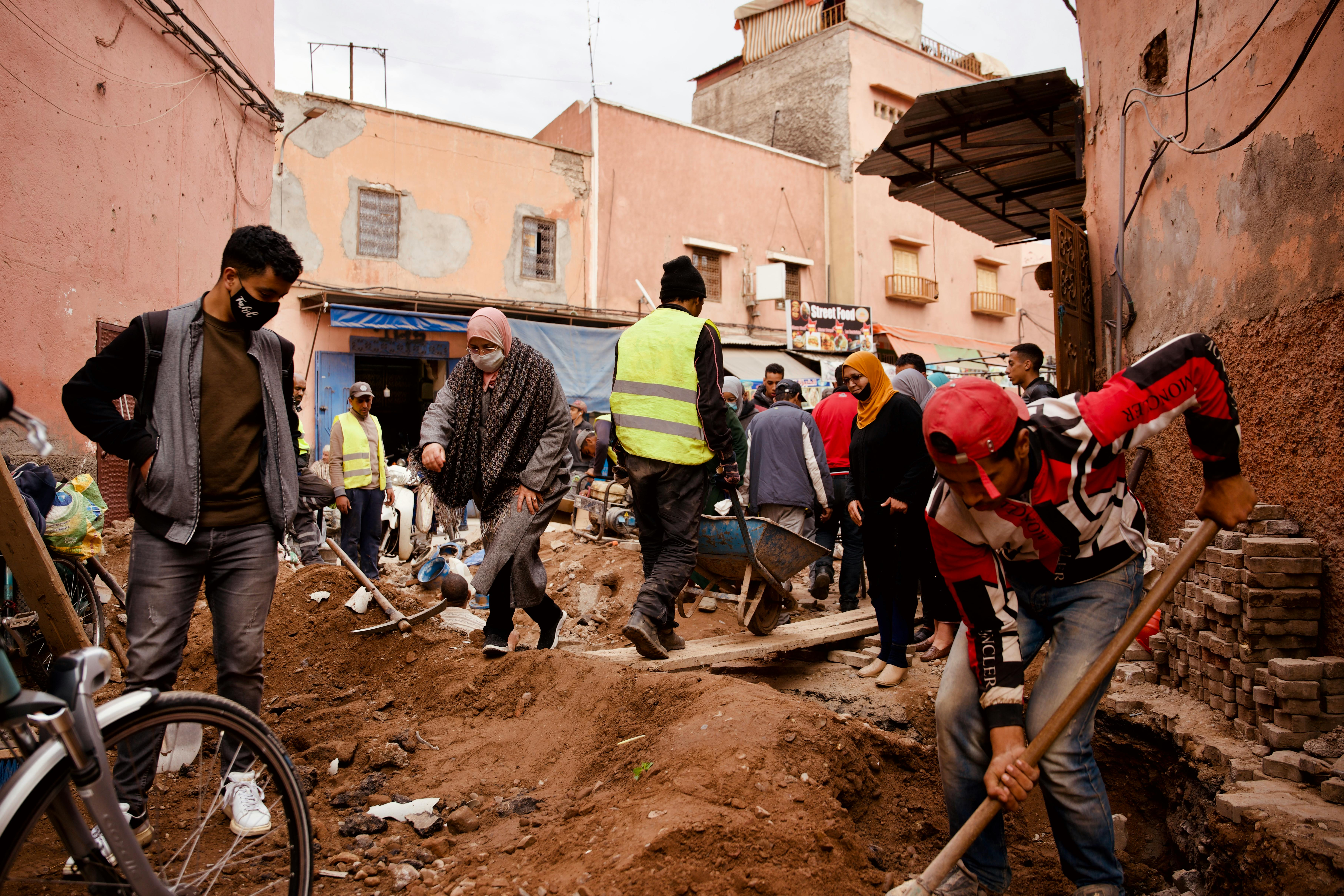 People Digging with Shovels in a Town · Free Stock Photo