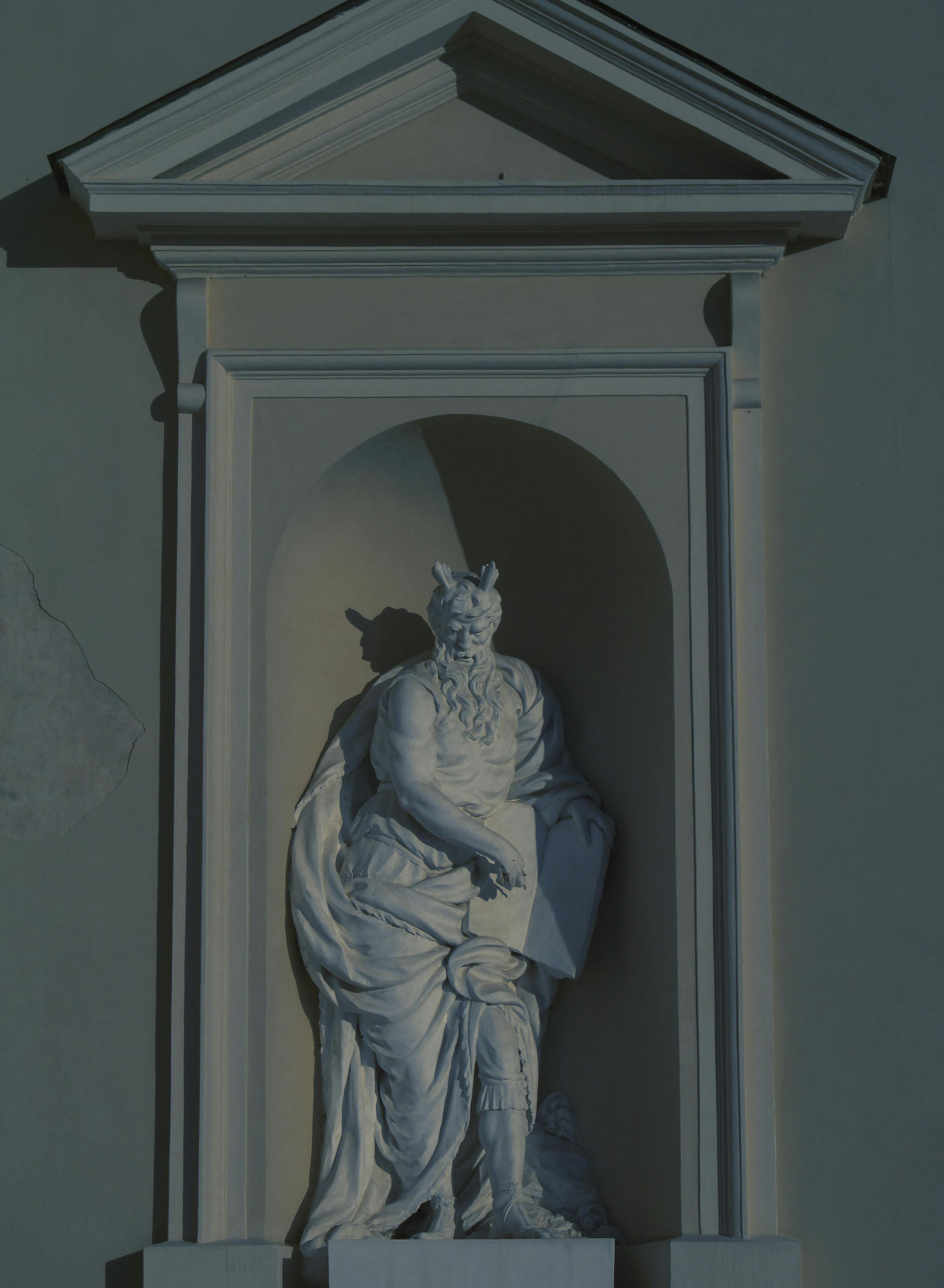 Close up on damaged marble sculpture · Free Stock Photo