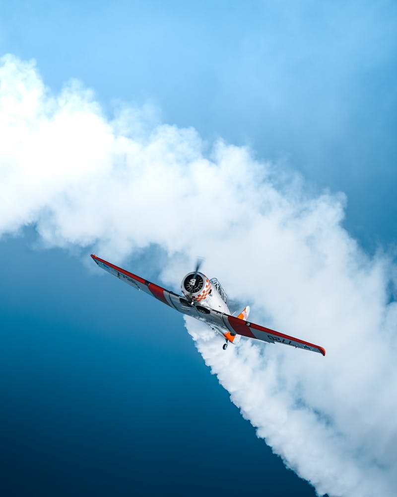 Plane In The Sky Photos, Download The BEST Free Plane In The Sky Stock ...