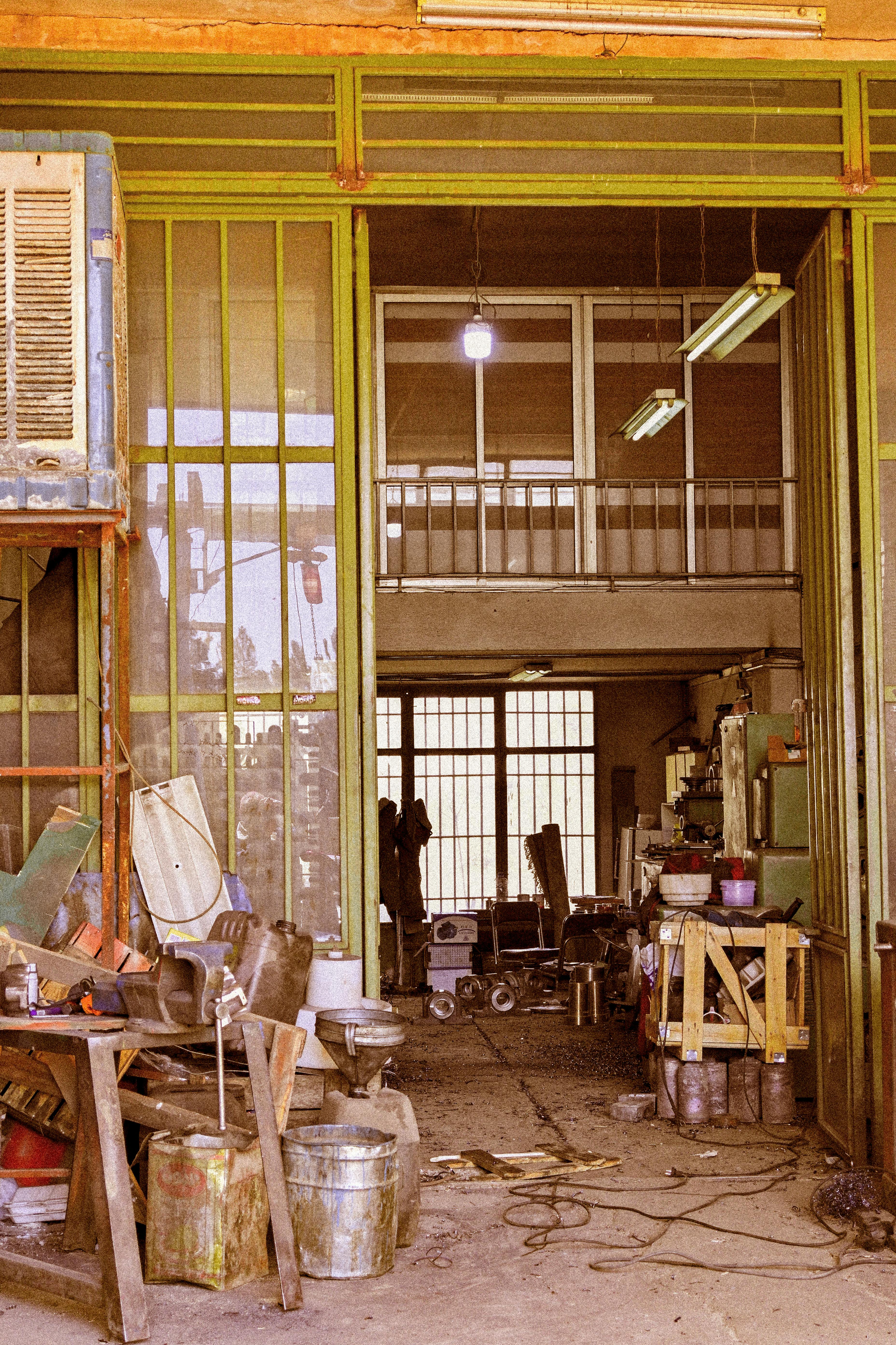 Young mechanic attentively working in workshop · Free Stock Photo