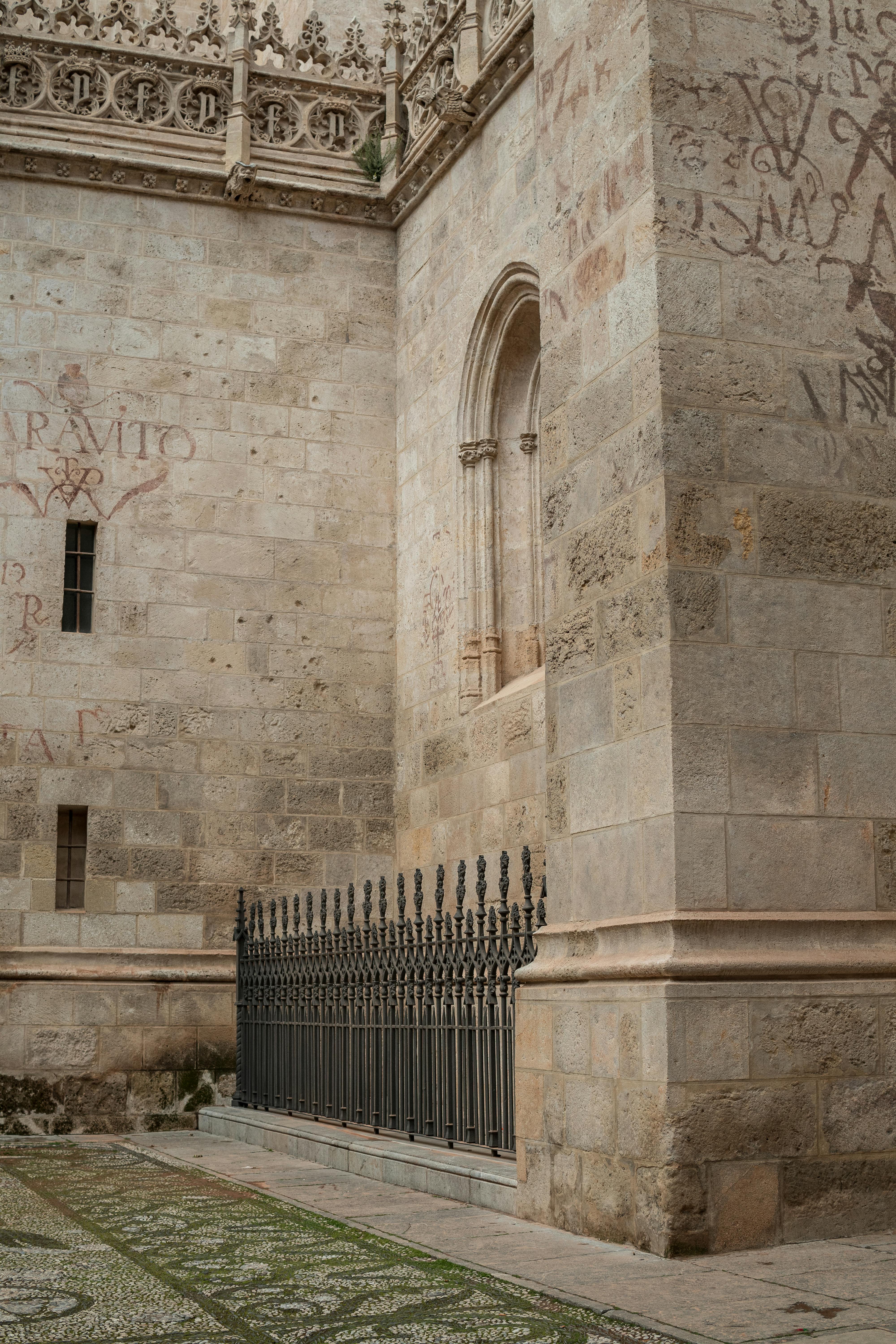 Writings on Building Walls · Free Stock Photo