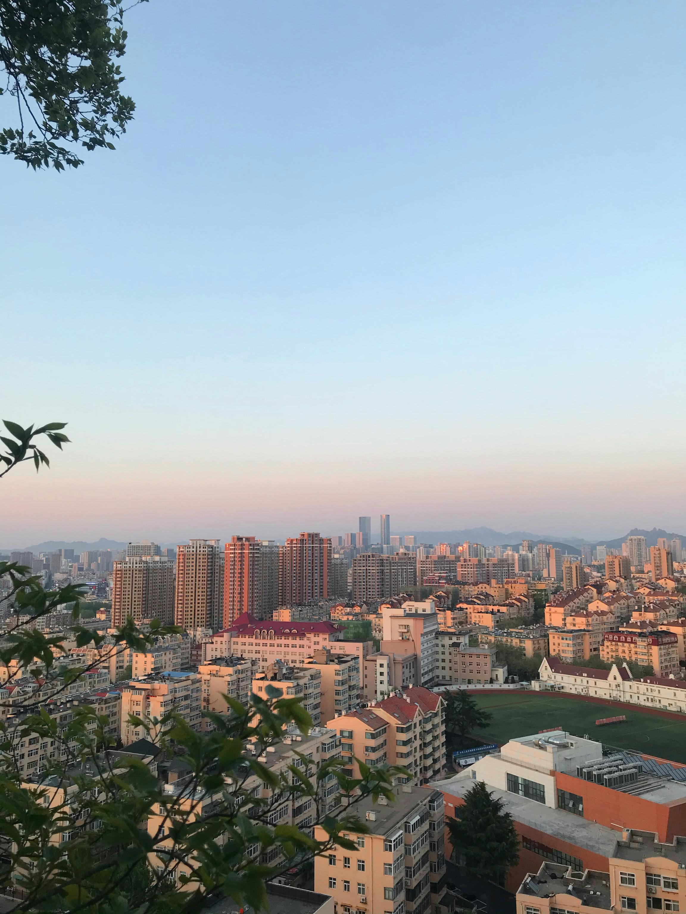 Clear Sky over City · Free Stock Photo