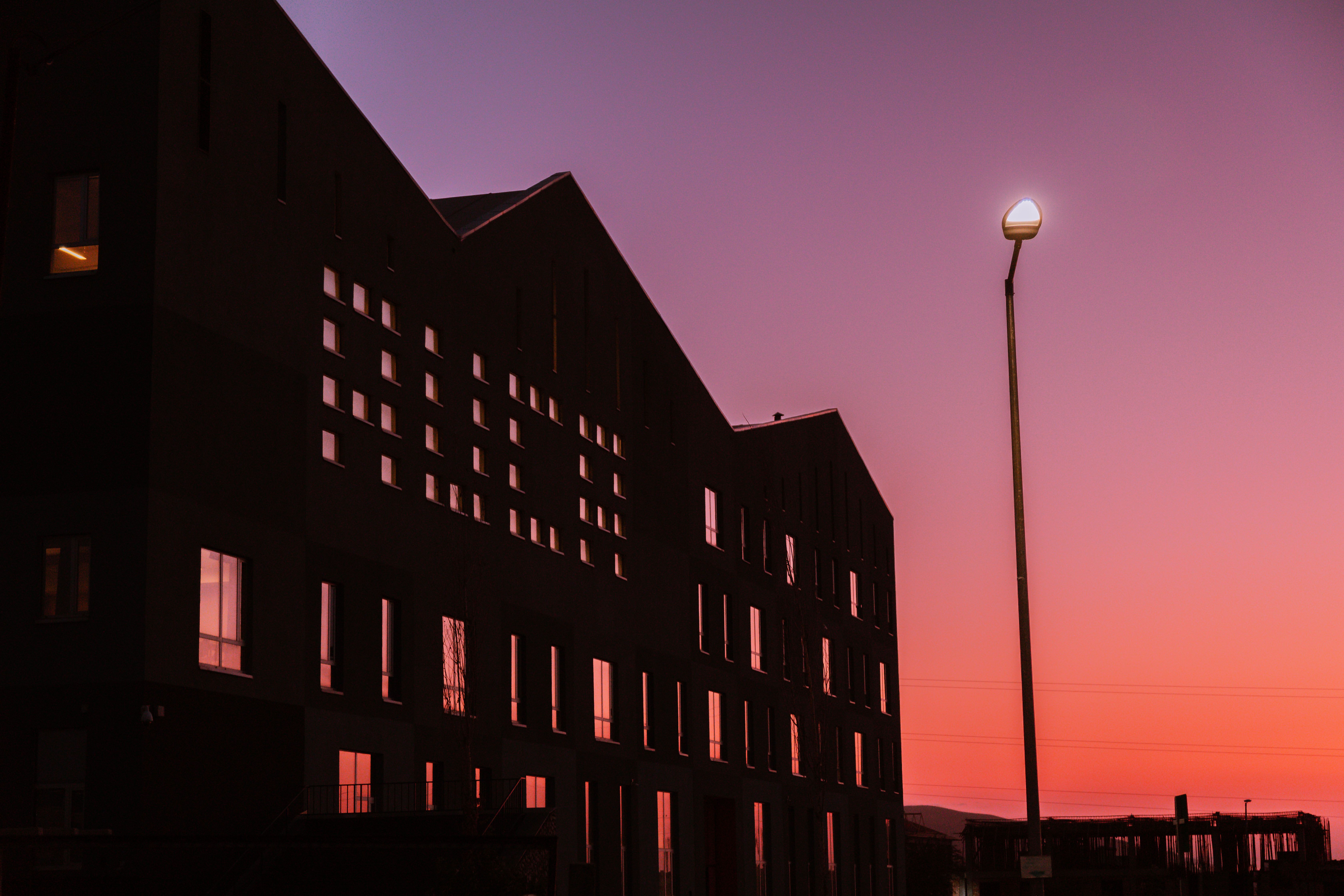 Red Sky over Building at Dusk · Free Stock Photo