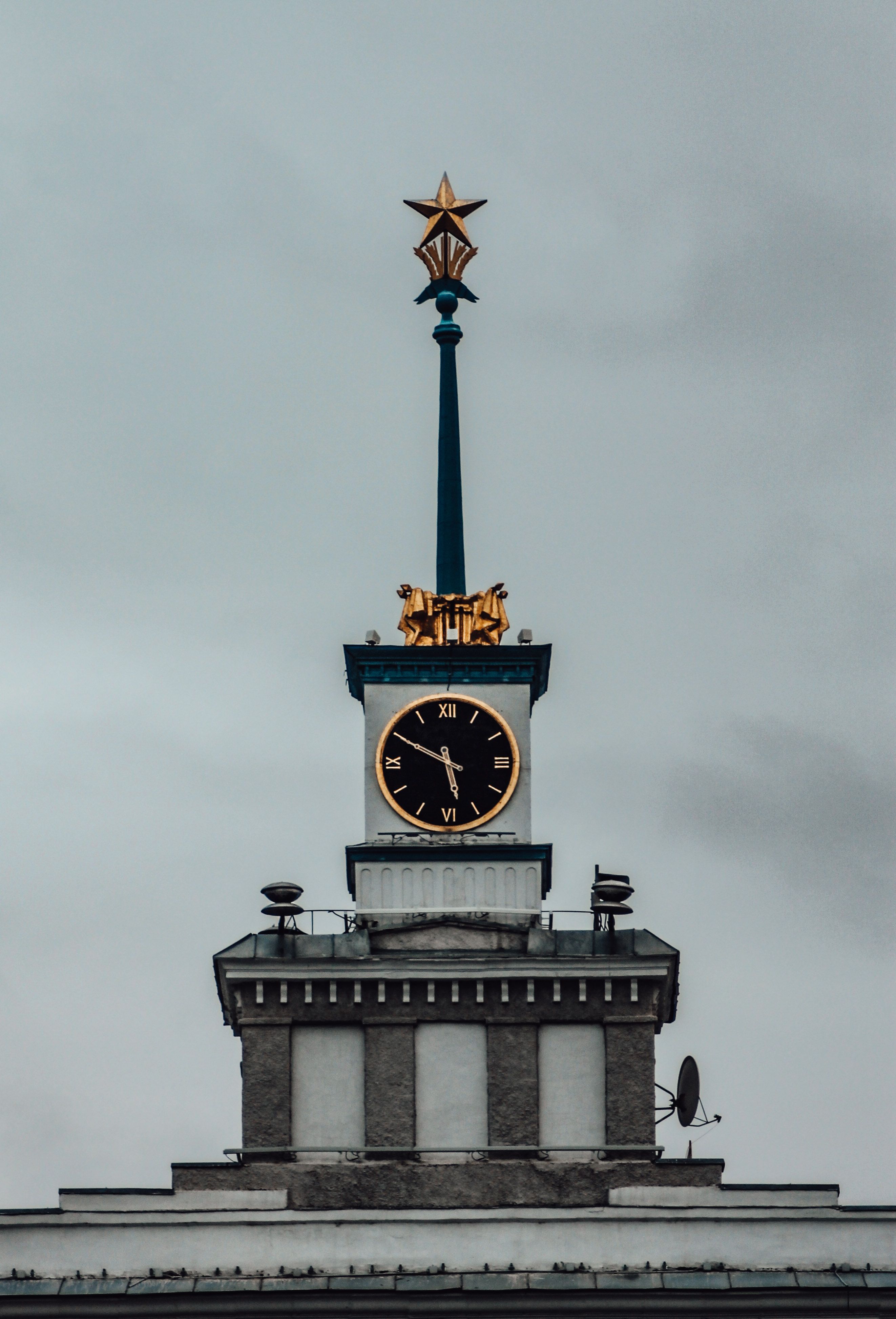 A Clock on a Building · Free Stock Photo