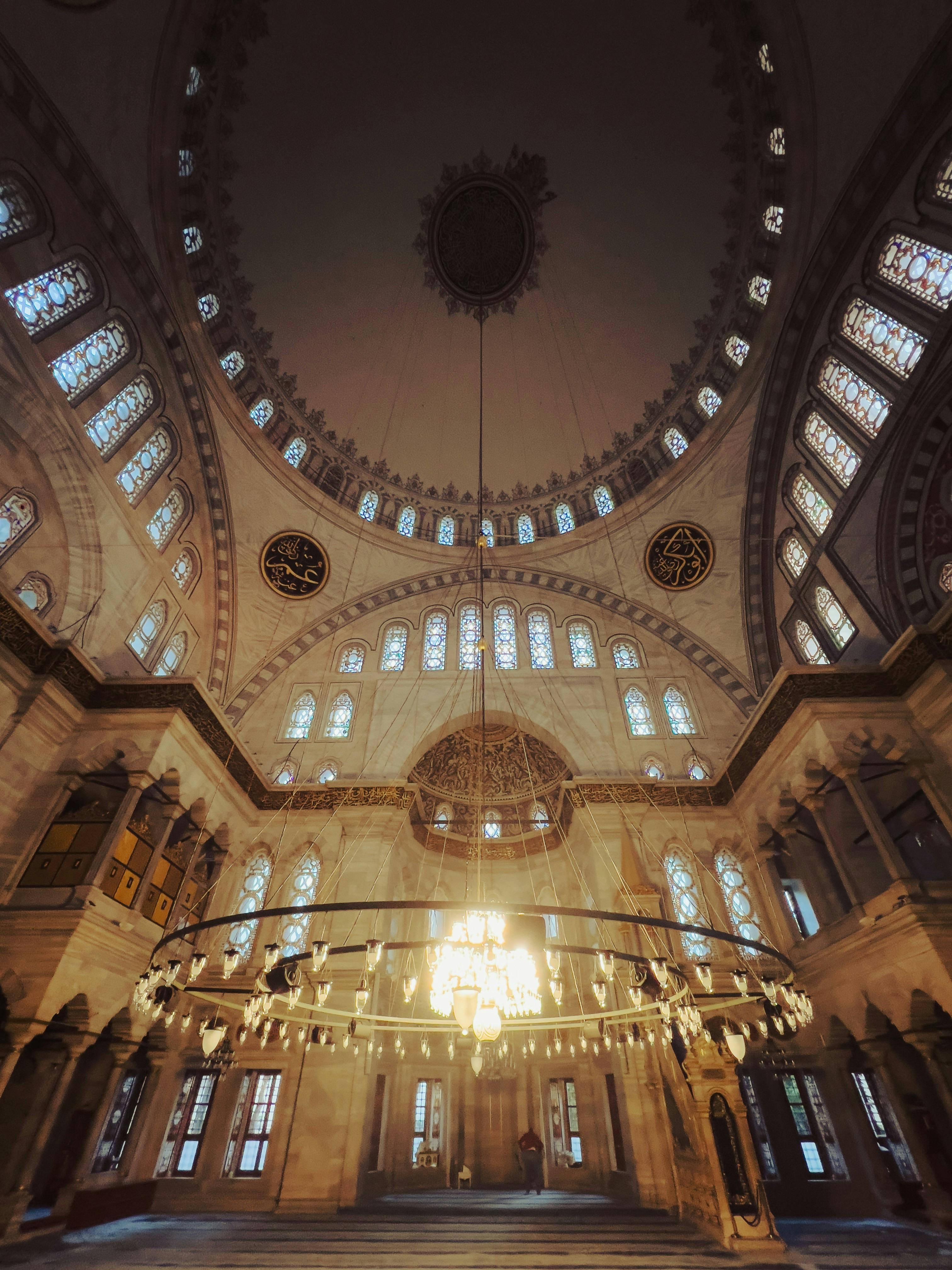 Chandelier and Interior Design Inside Traditional Mosque · Free Stock Photo