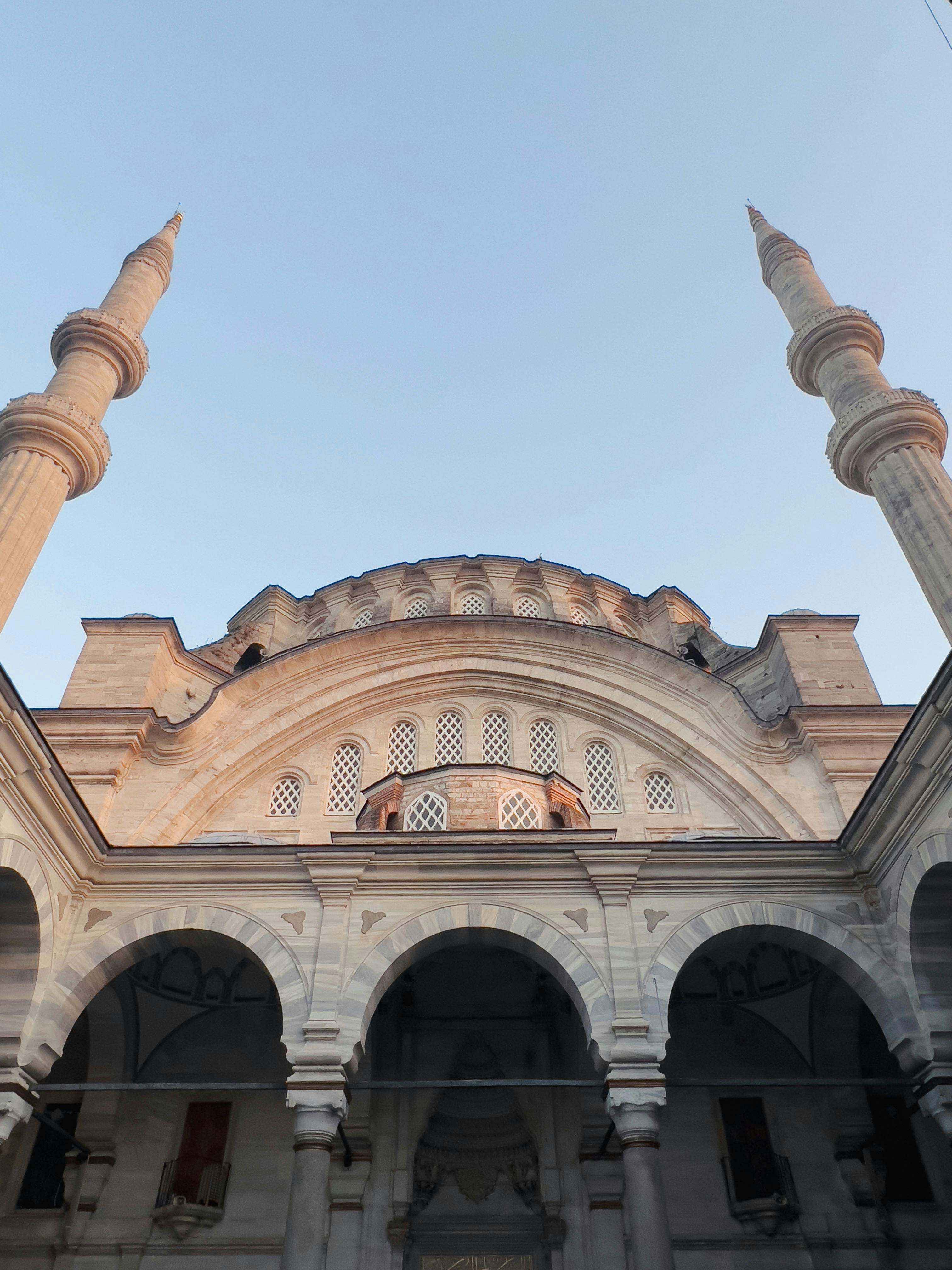 Mosque with Dome and Minaret · Free Stock Photo