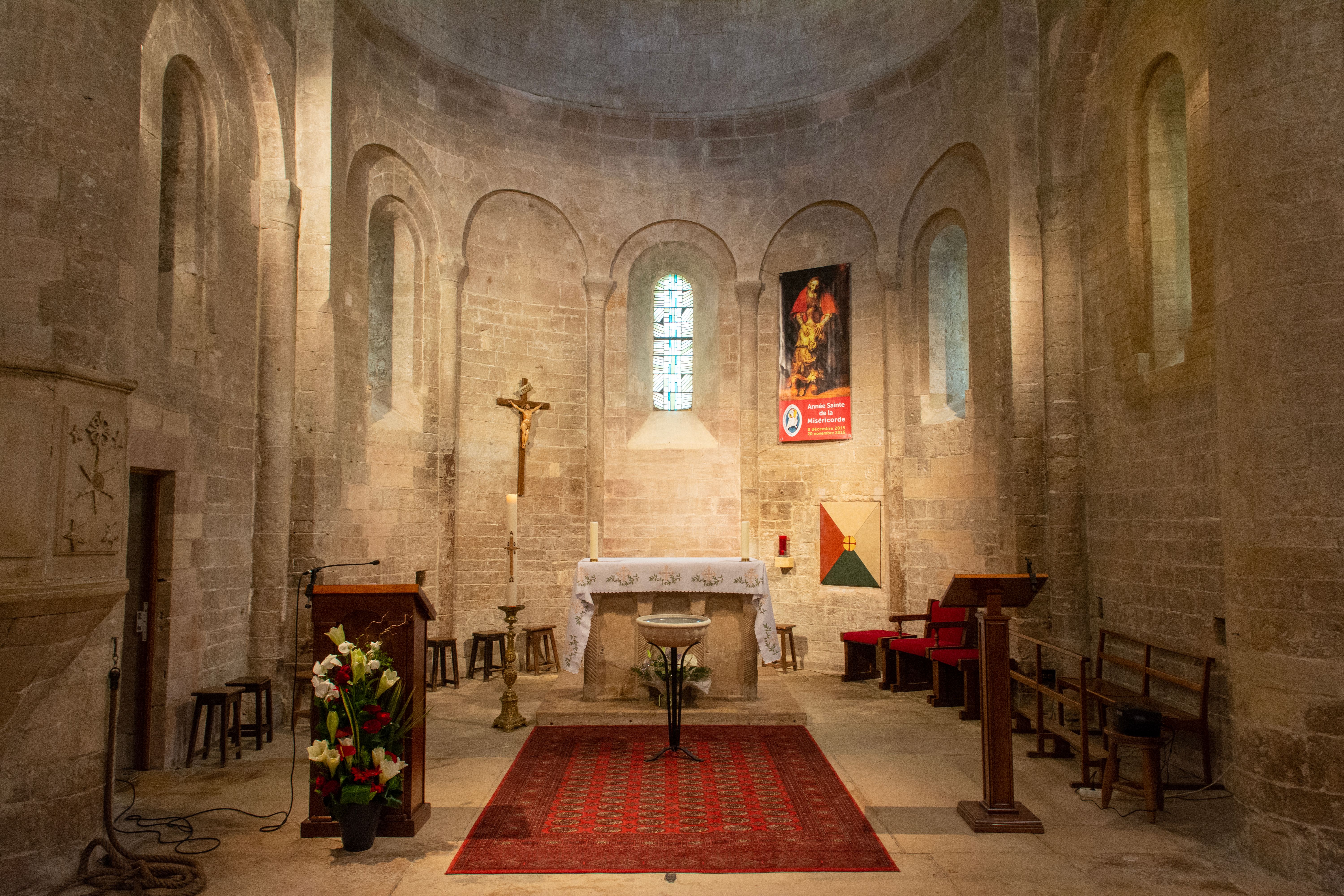 Altar in Romanesque Church · Free Stock Photo