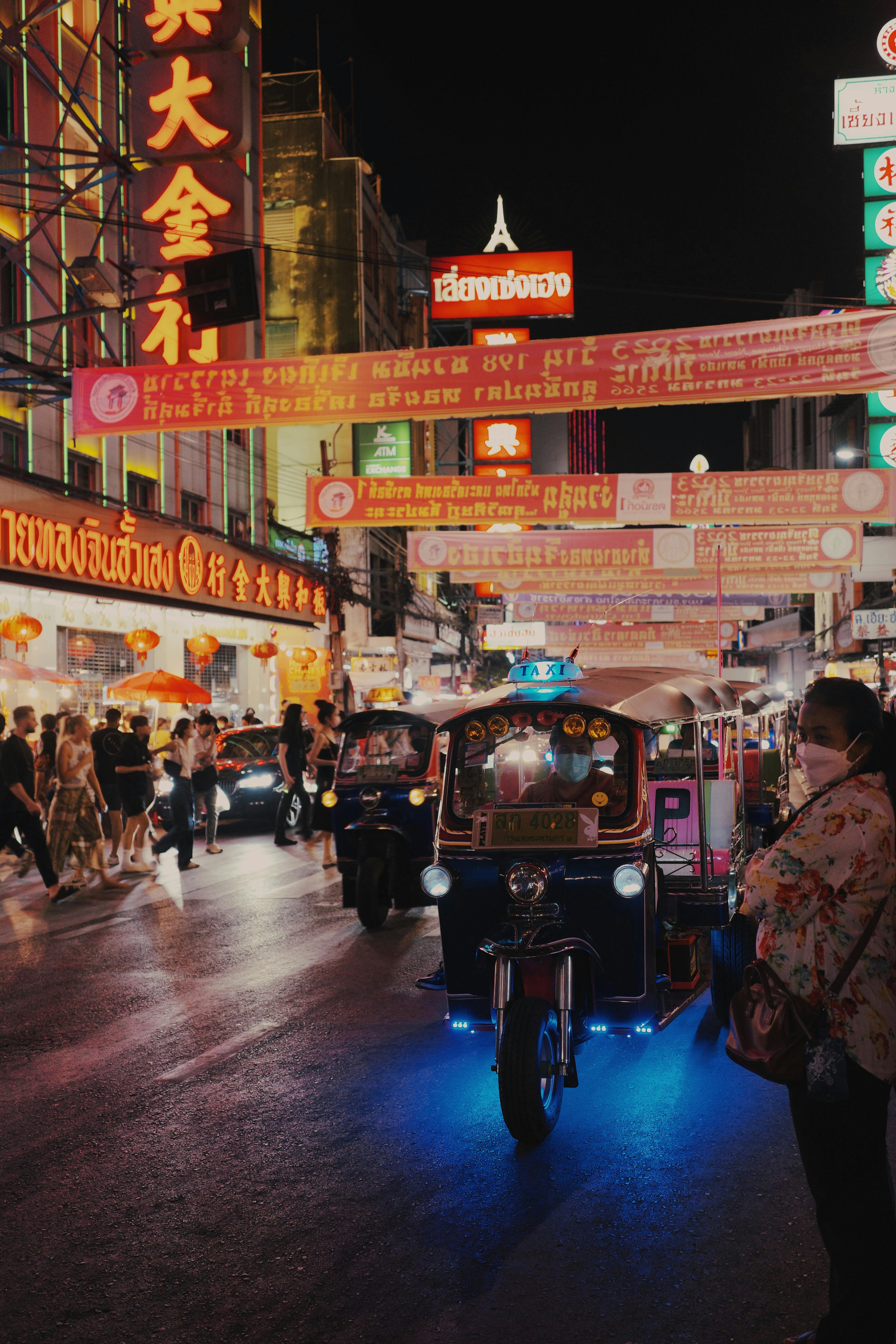 A Street in a City at Night · Free Stock Photo