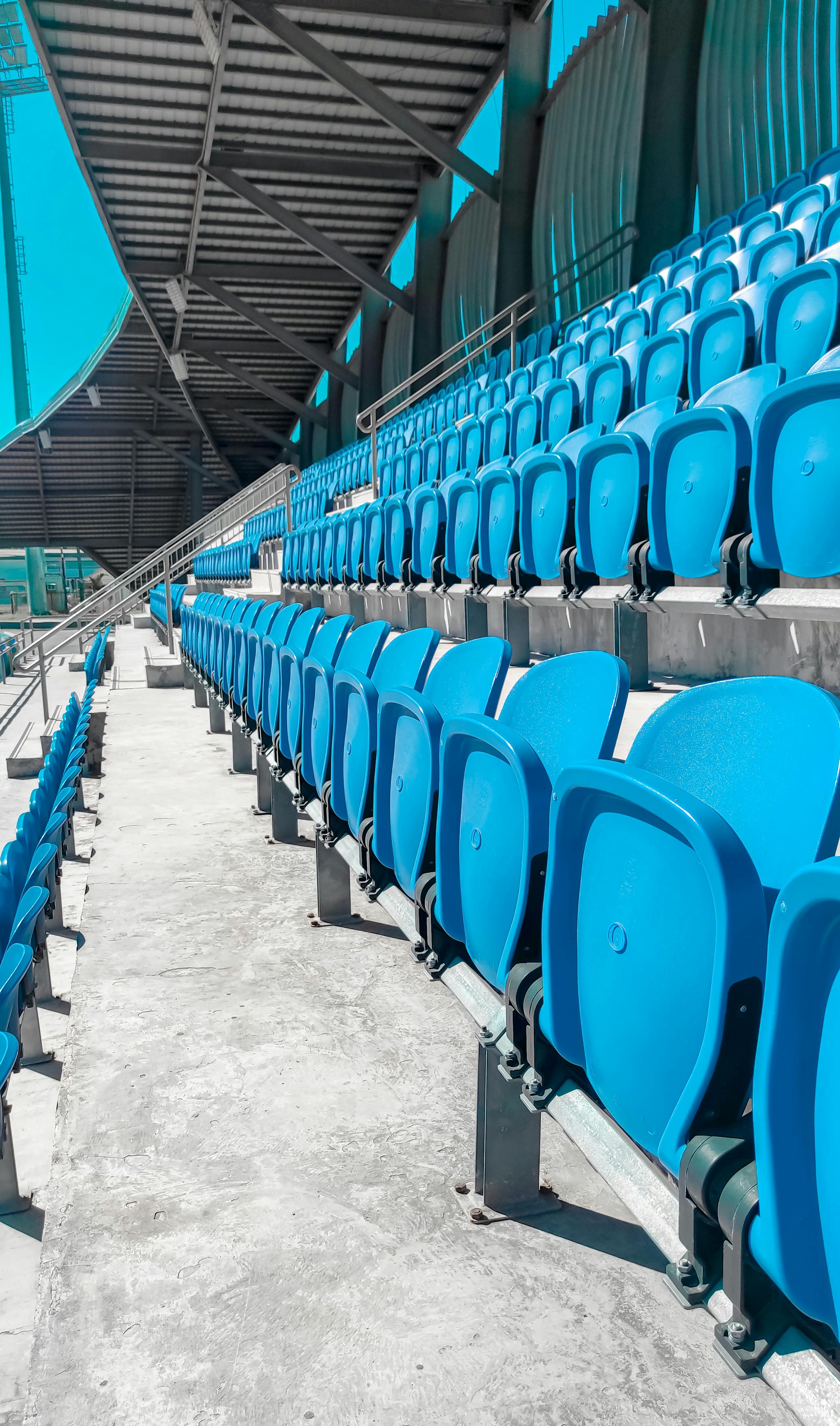 Foto de stock gratuita sobre asientos azules, doblado, estadio, gradas ...