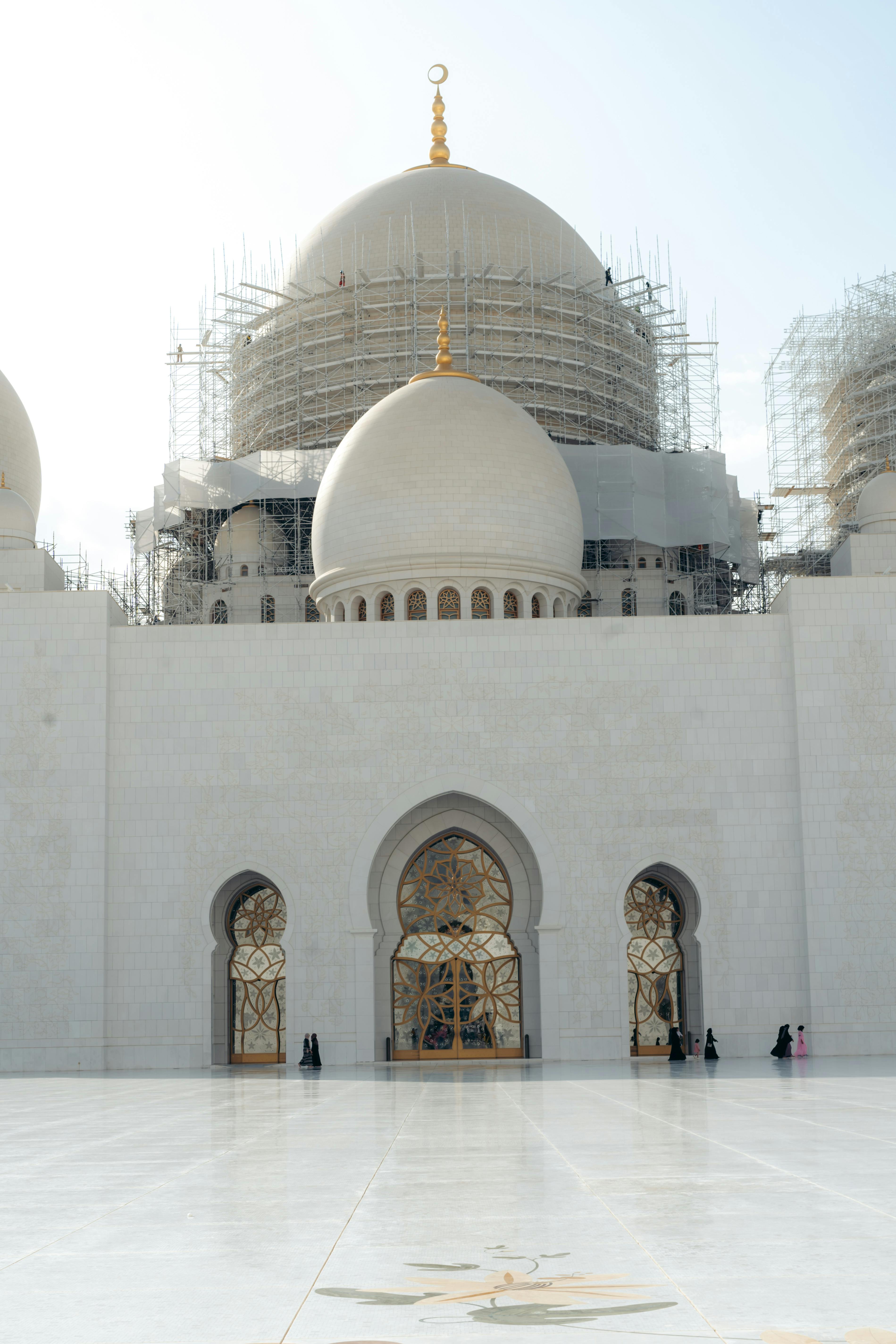 Sheikh Zayed Grand Mosque Seen from Courtyard · Free Stock Photo