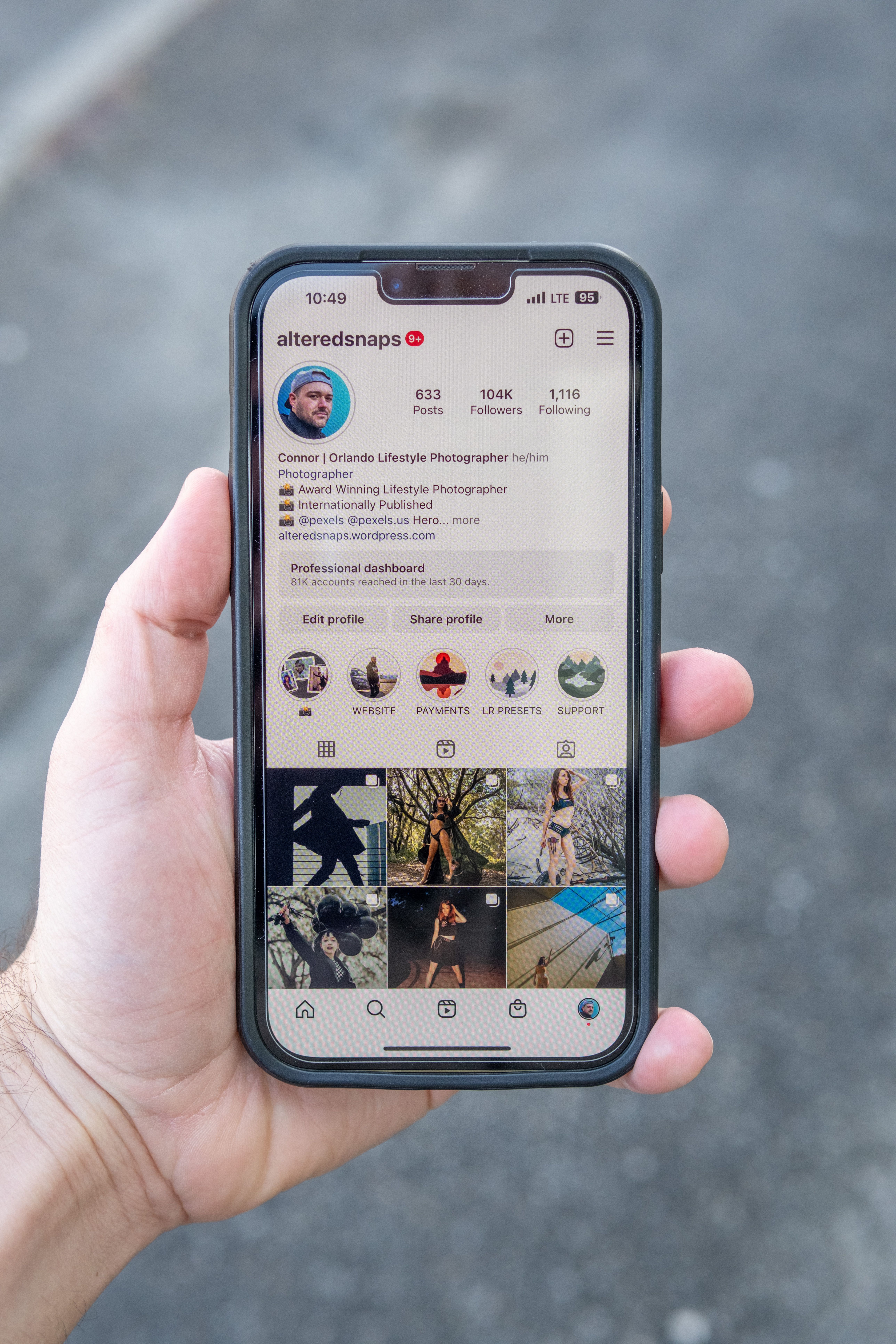 A person holding up an iphone with a photo on it · Free Stock Photo