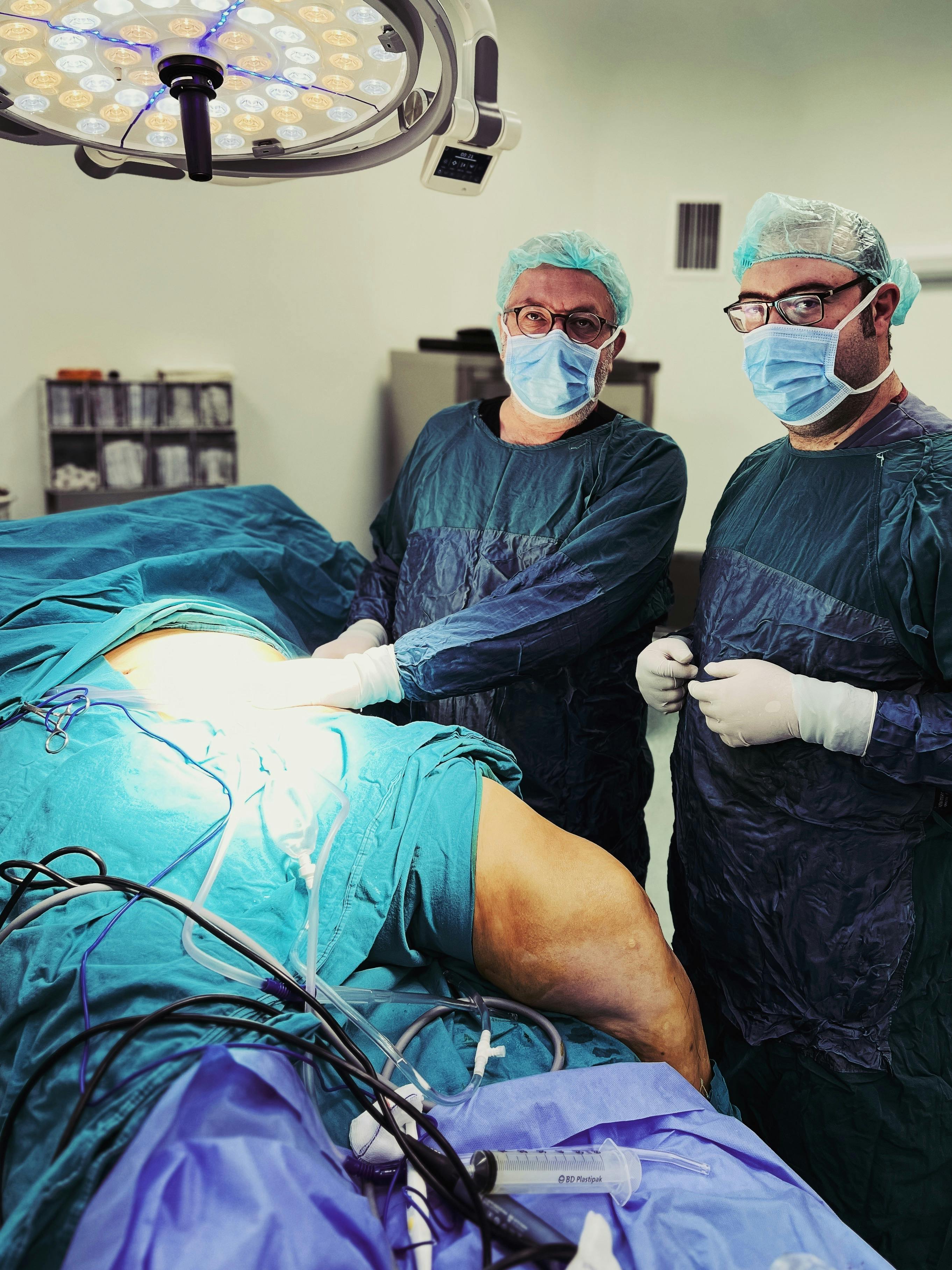 Surgeons performing surgery · Free Stock Photo