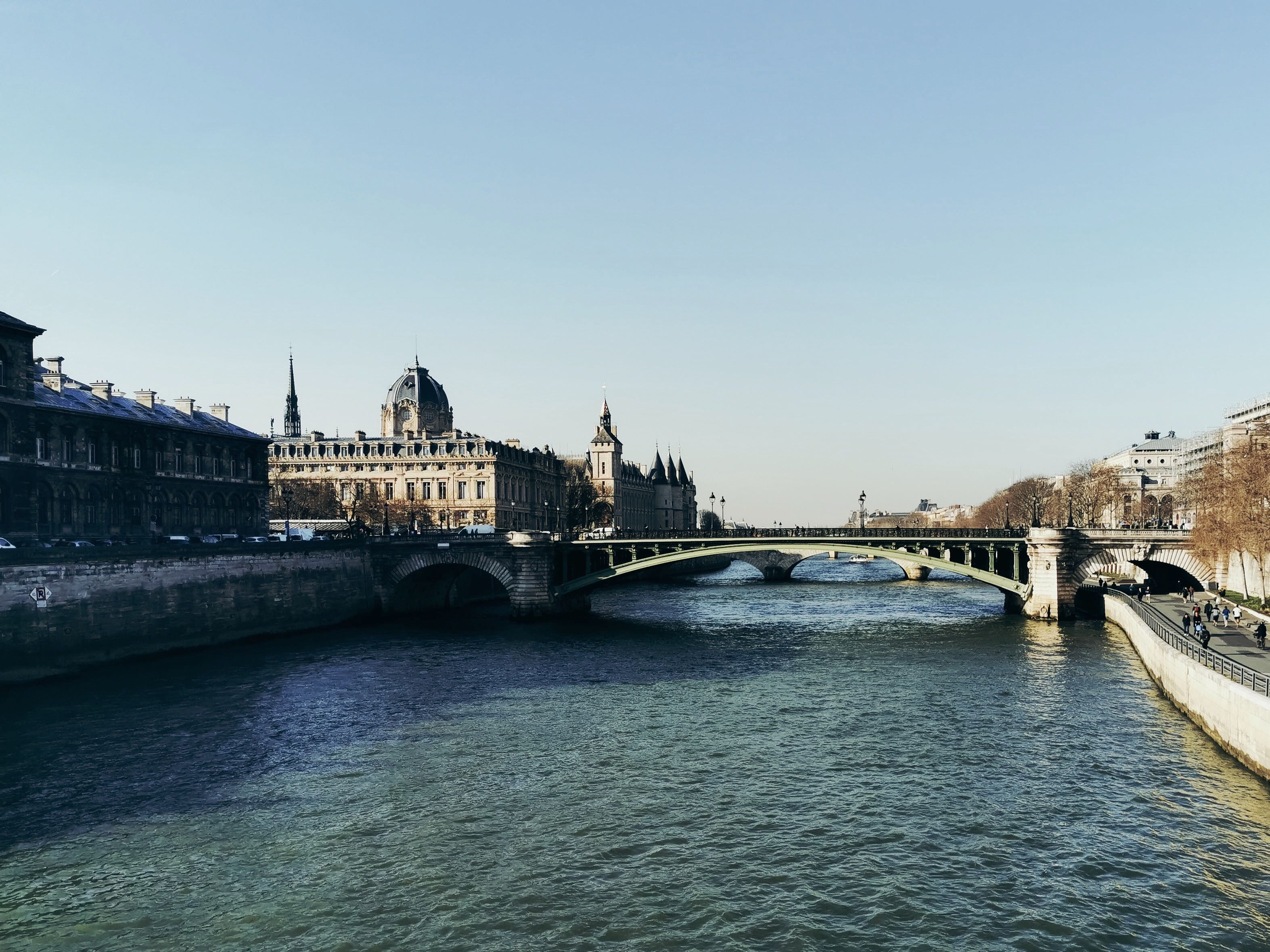 Clear Sky over Seine in Paris · Free Stock Photo