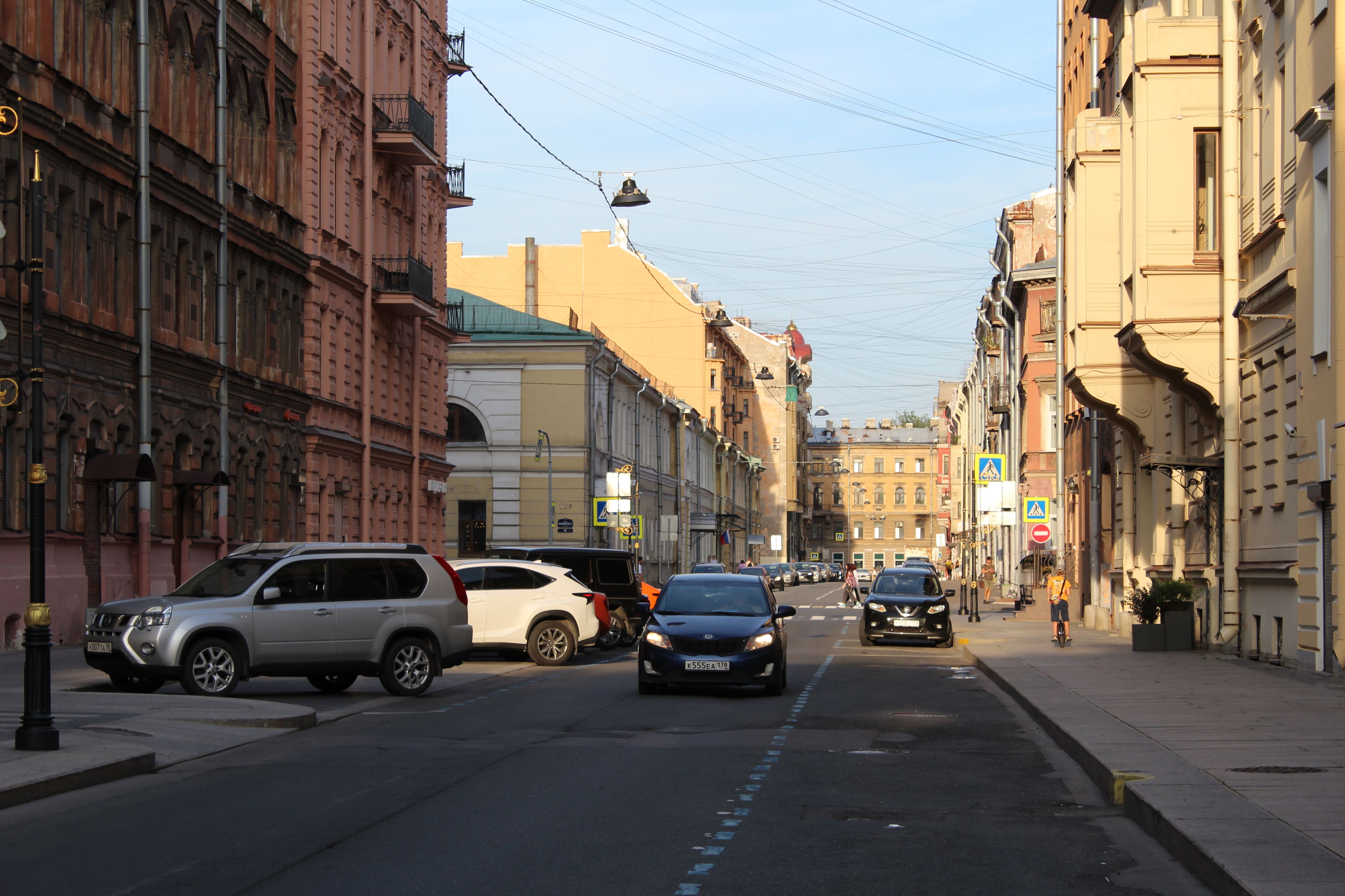 A street with cars parked on it and buildings · Free Stock Photo