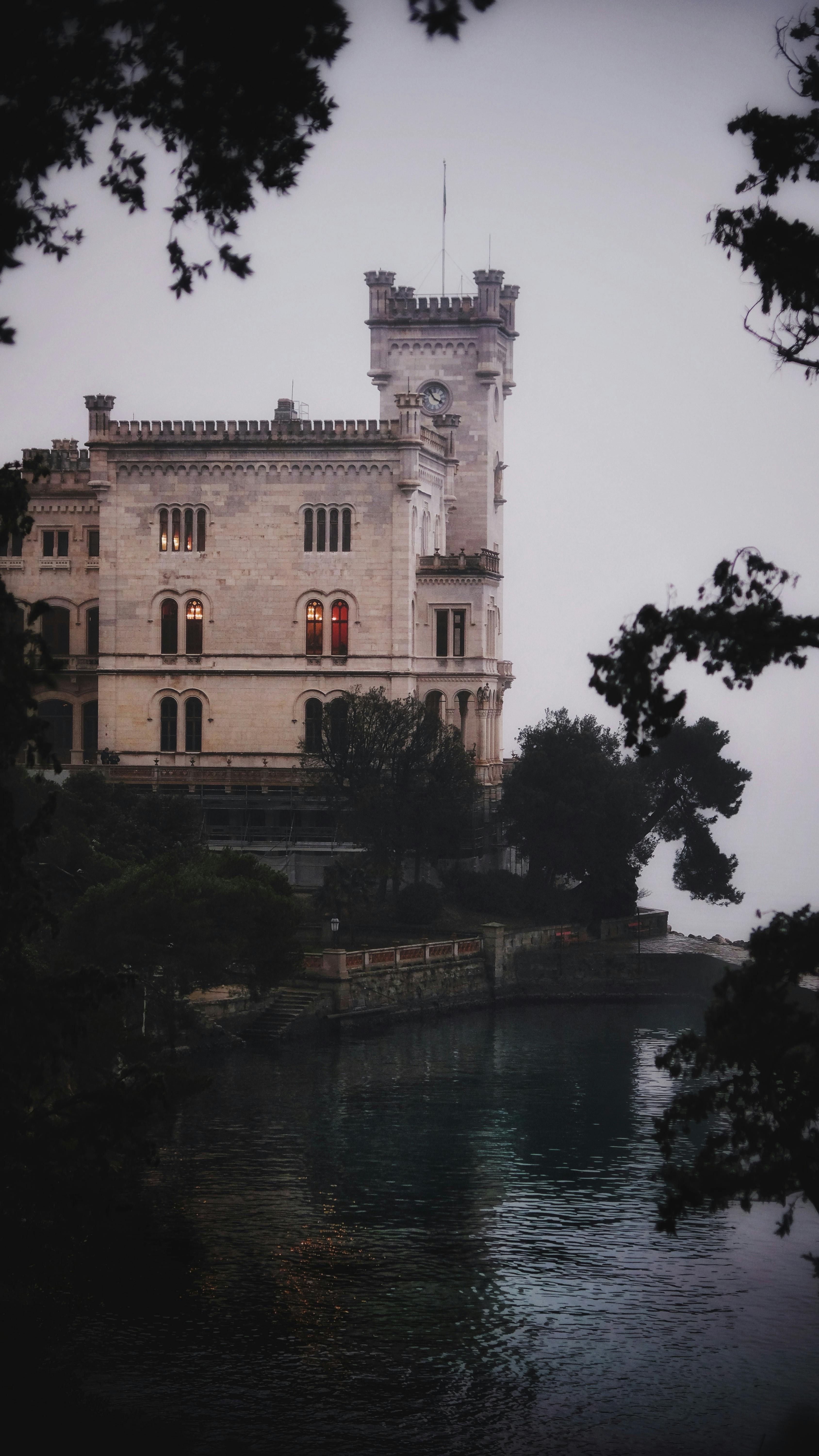 Photo of Columns in a Castle · Free Stock Photo