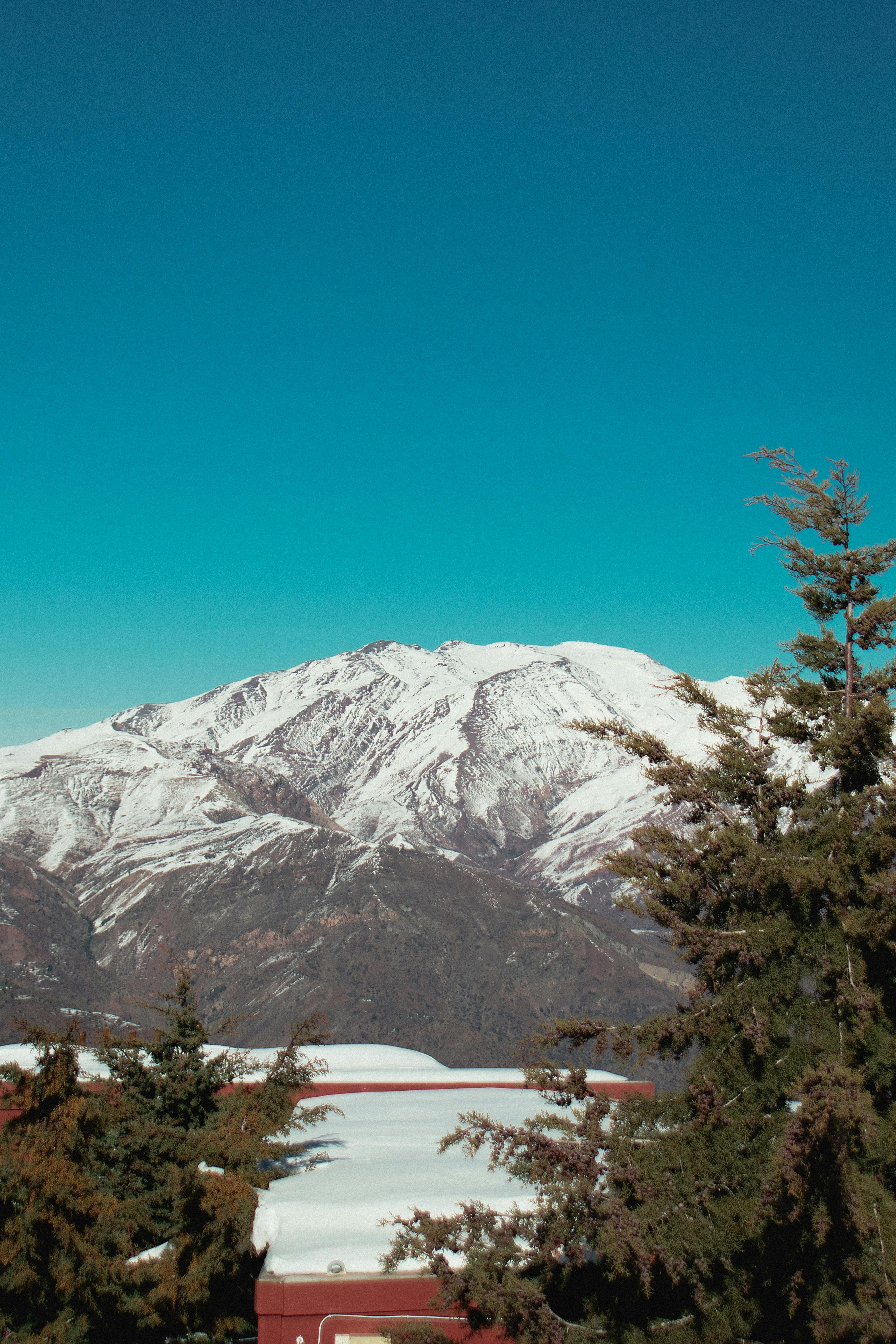 Fotografía De Una Montaña Cubierta De Nieve Bajo Un Cielo Despejado ...