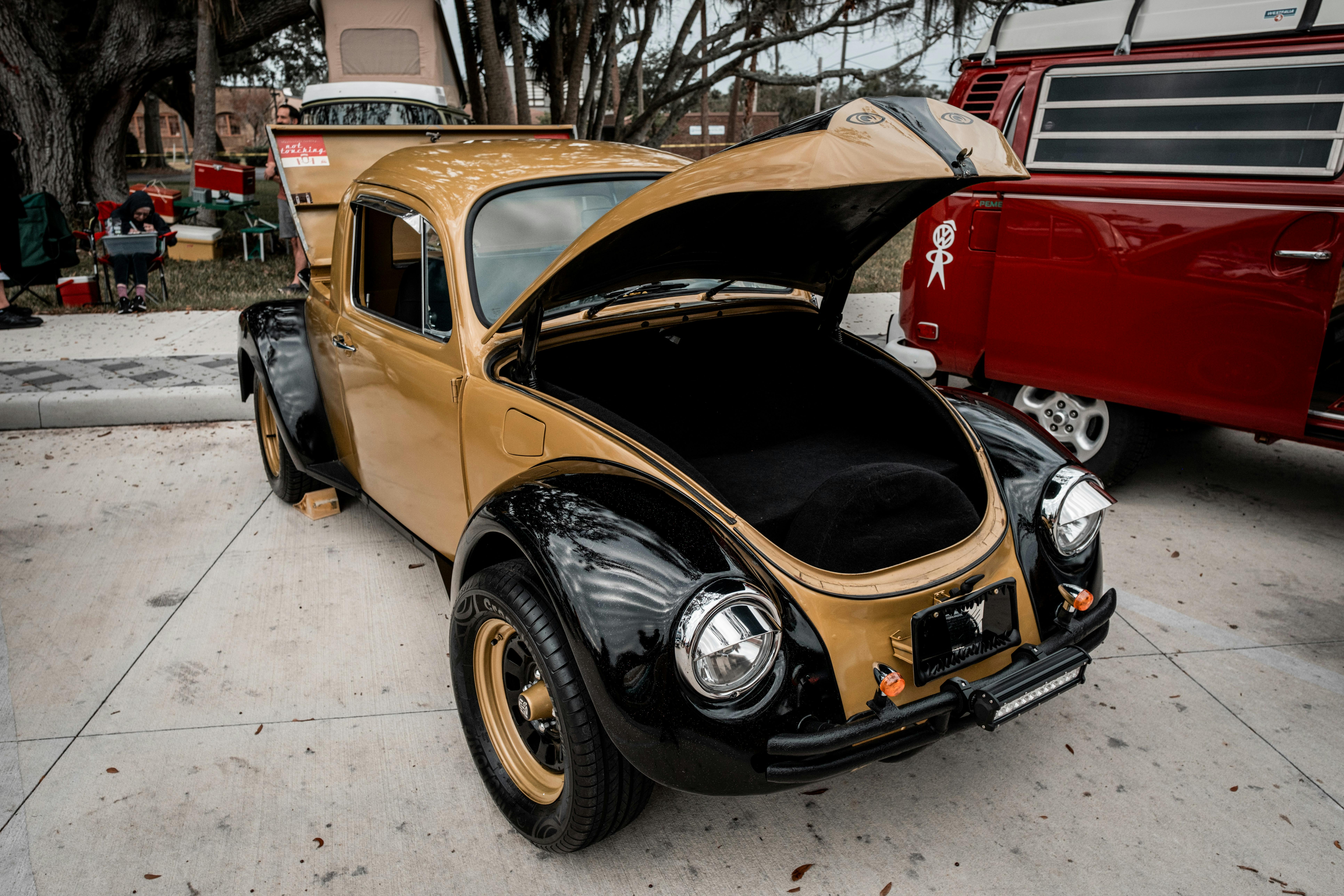 Old-fashioned Volkswagen with Open Hood · Free Stock Photo