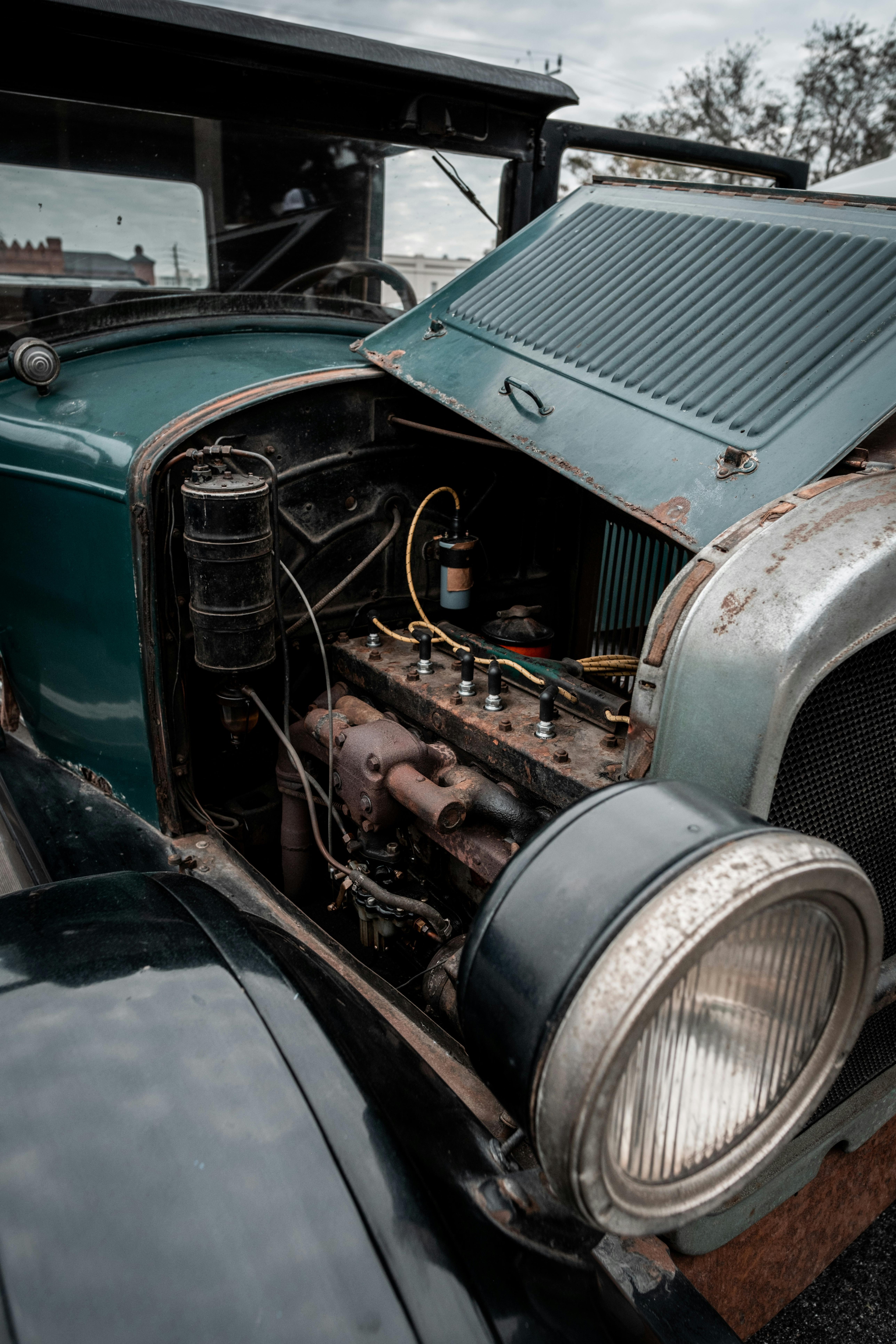 Rusty Engine of Old-fashioned Car · Free Stock Photo