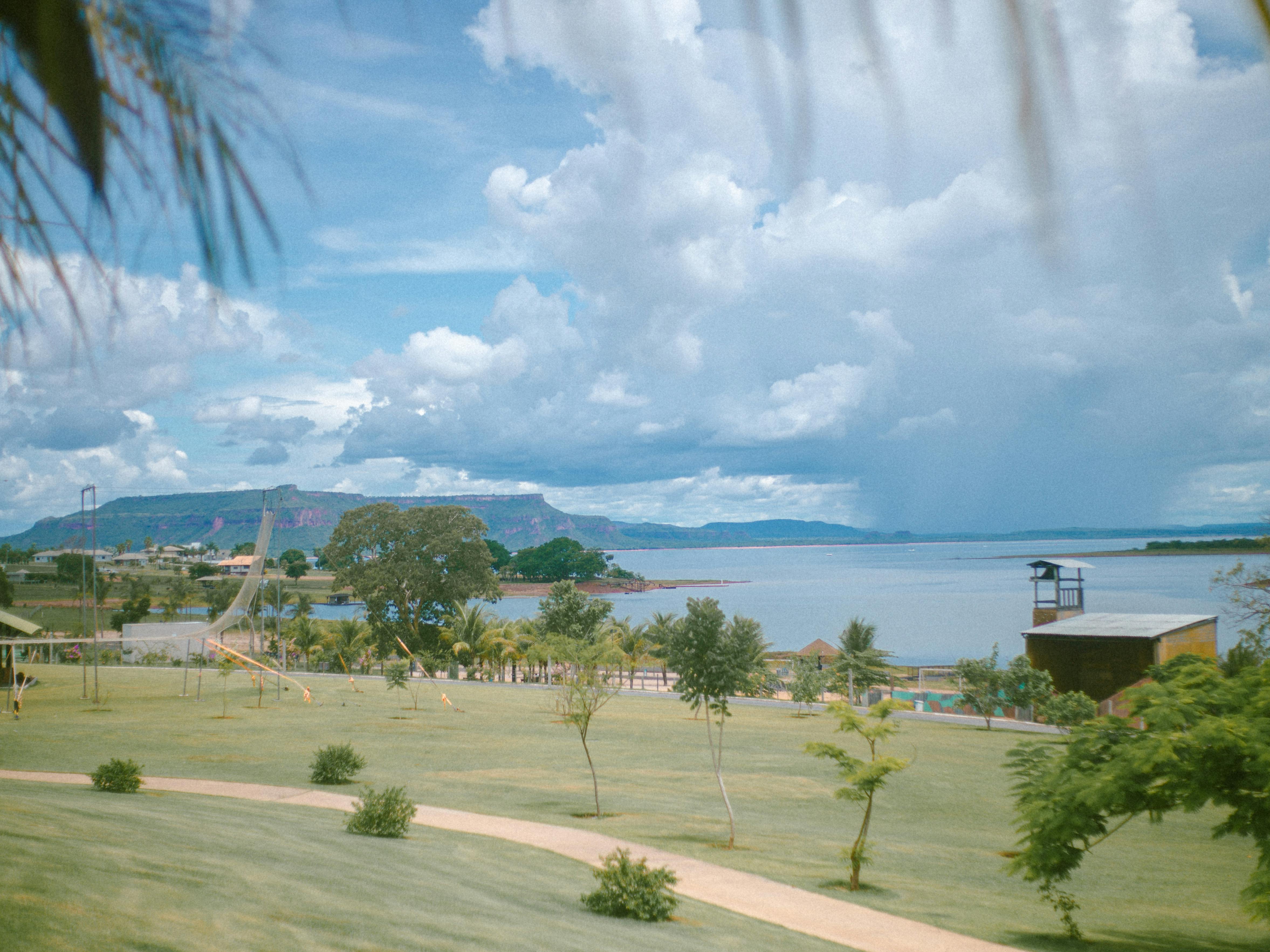 Green Garden at Summer Seashore Resort · Free Stock Photo