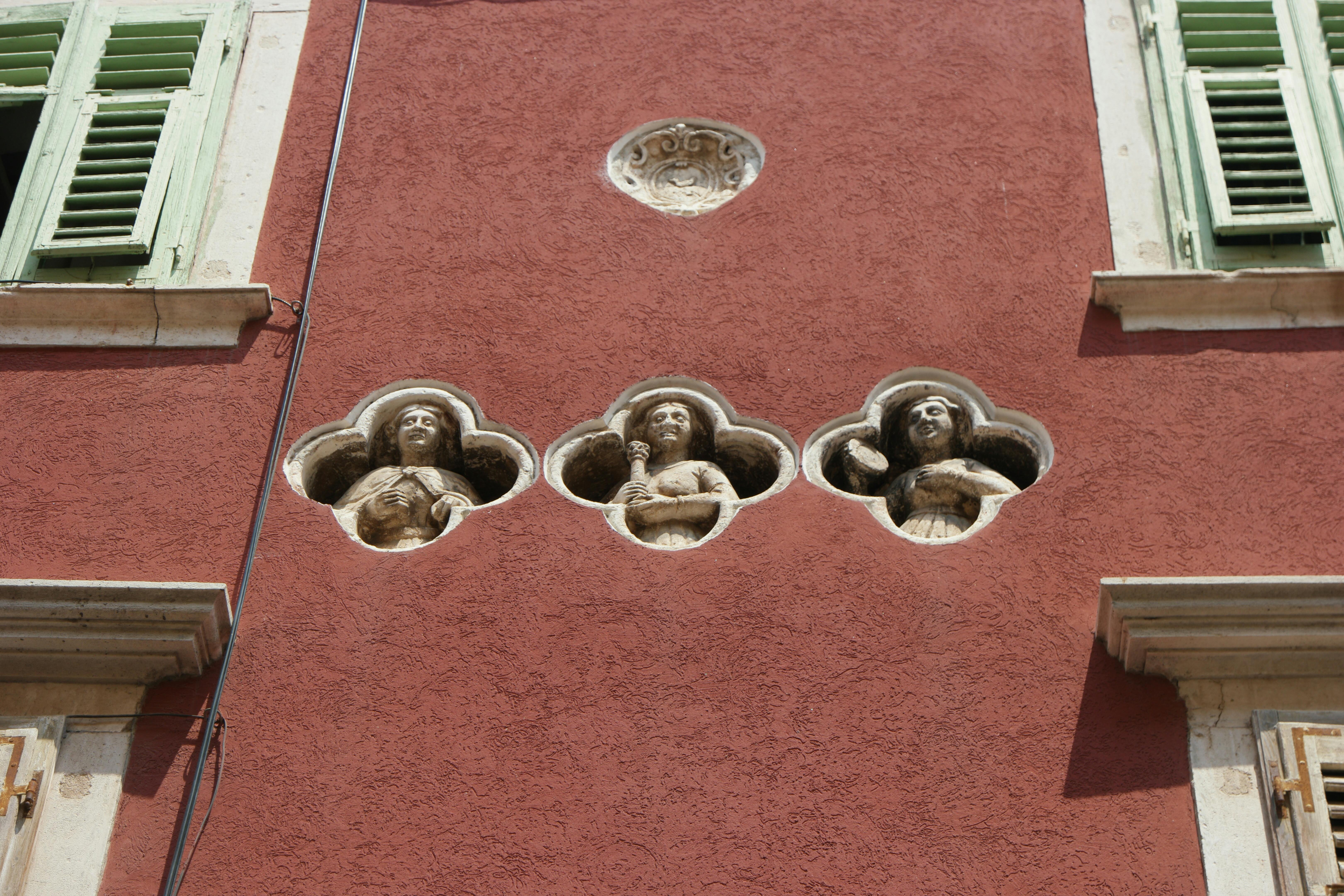 Ancient Statues in Building Wall · Free Stock Photo