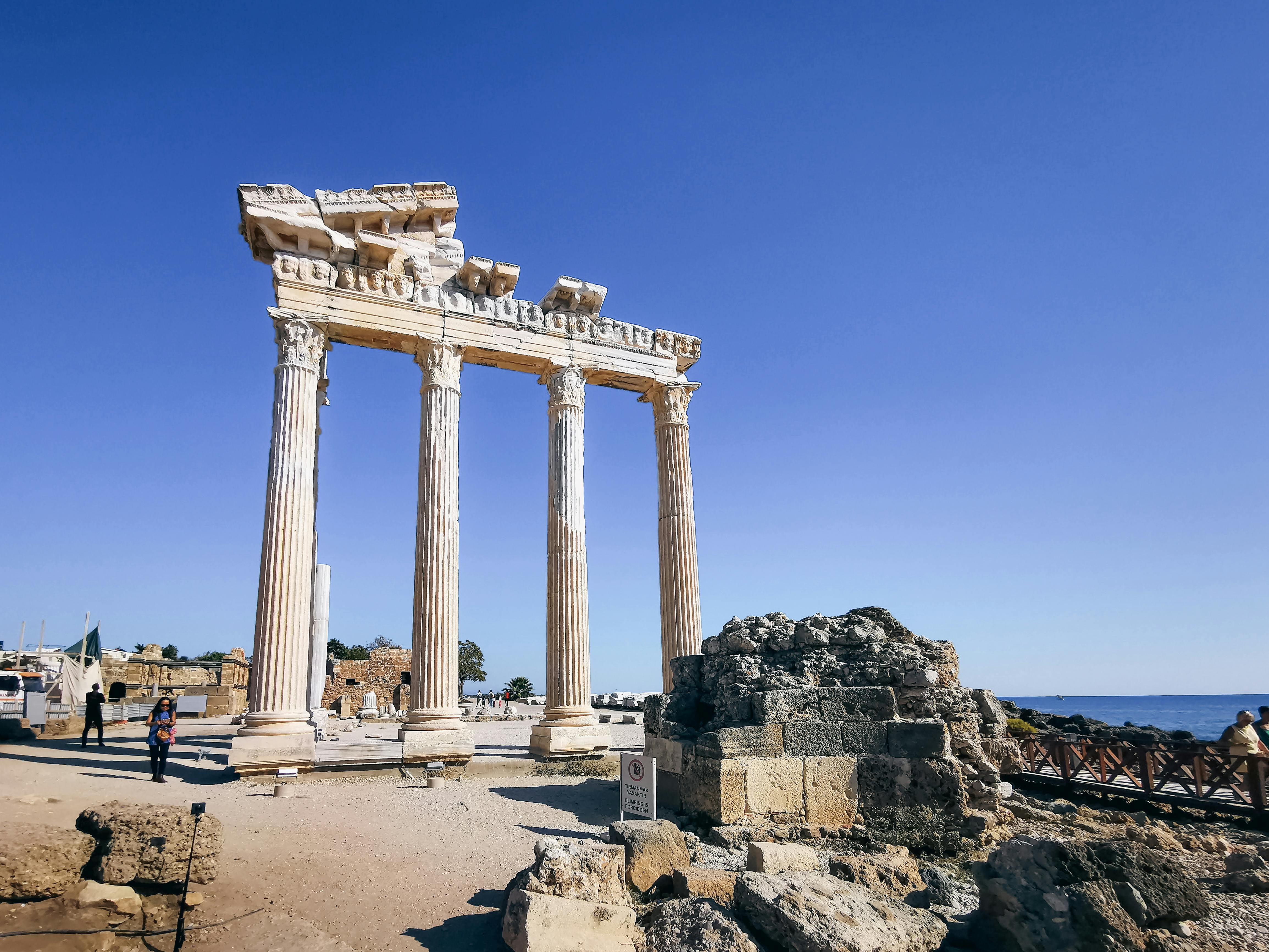 Row of Concrete Column · Free Stock Photo