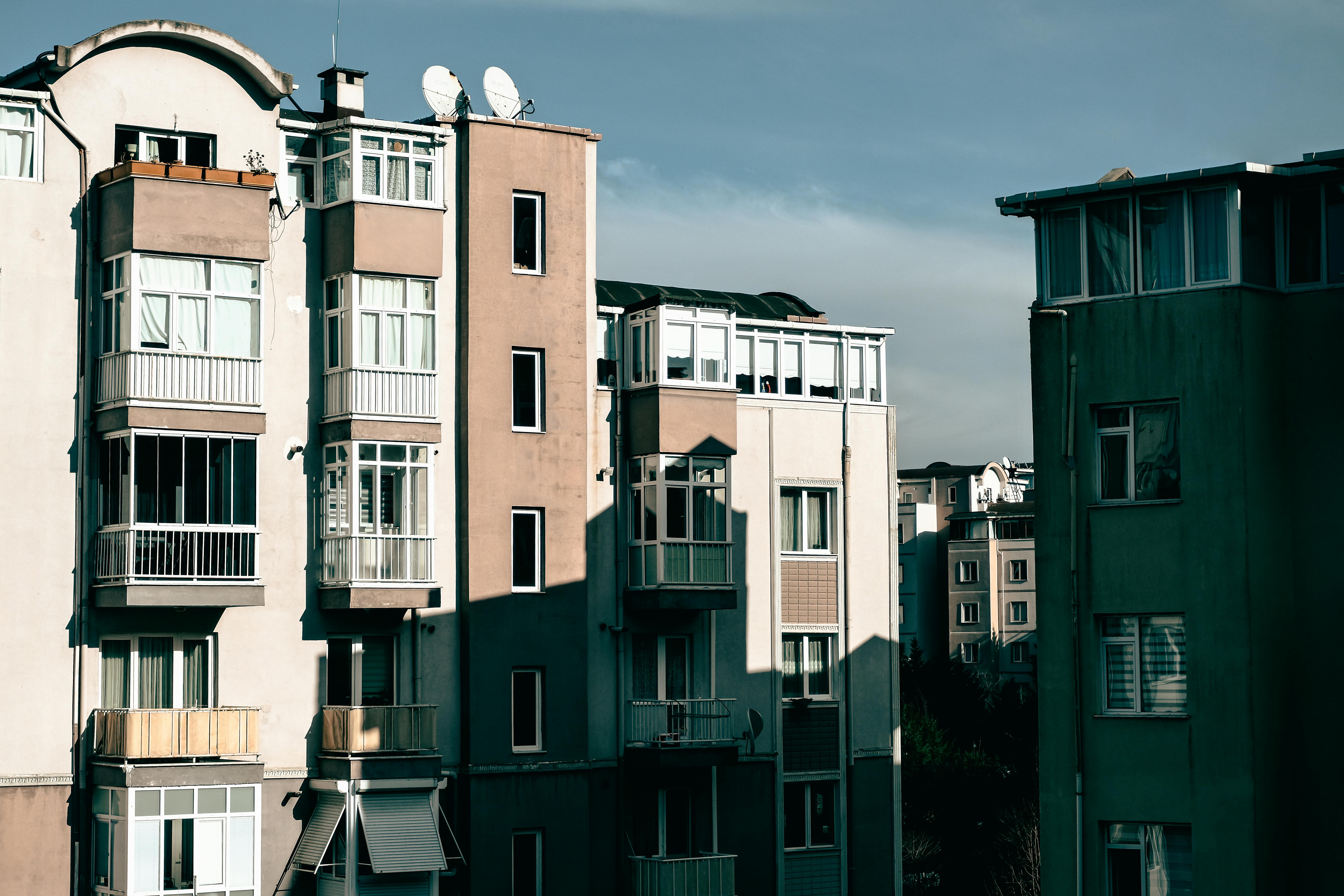 Tenement house & blue sky · Free Stock Photo
