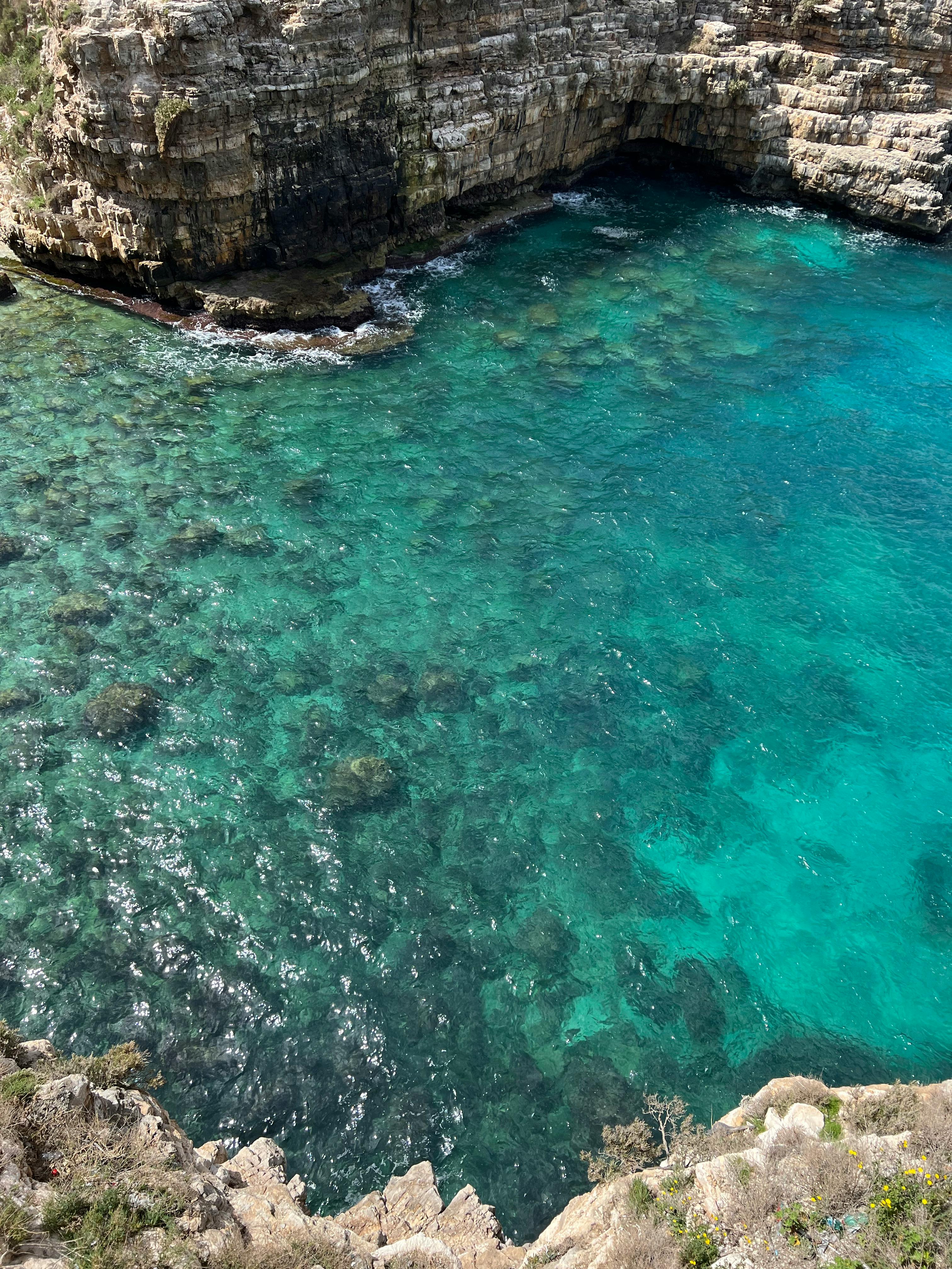 Photo gratuite de baie, eau, falaise, mer, tir vertical, vue grand angle