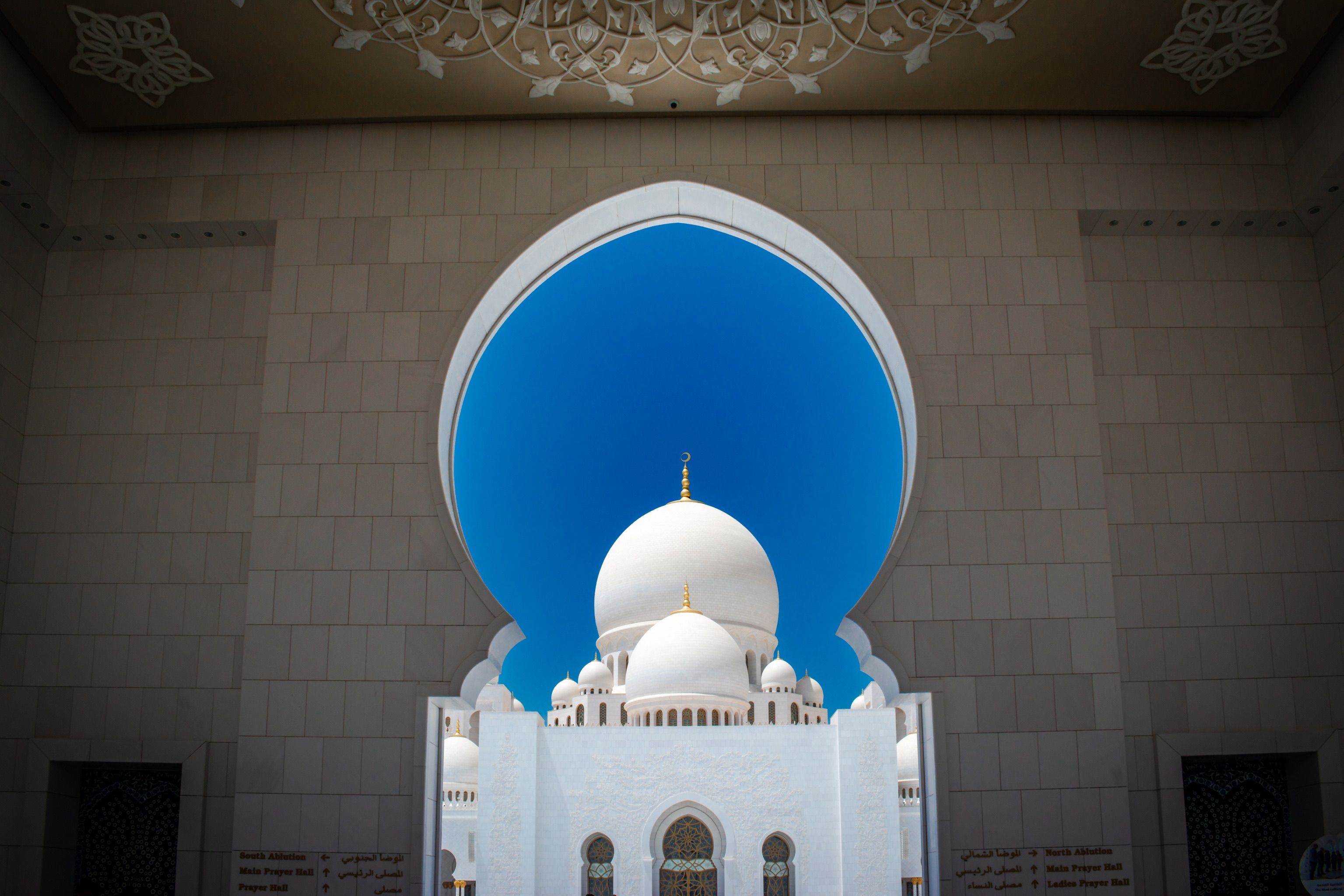 Sheikh Zayed Grand Mosque Seen from Courtyard · Free Stock Photo