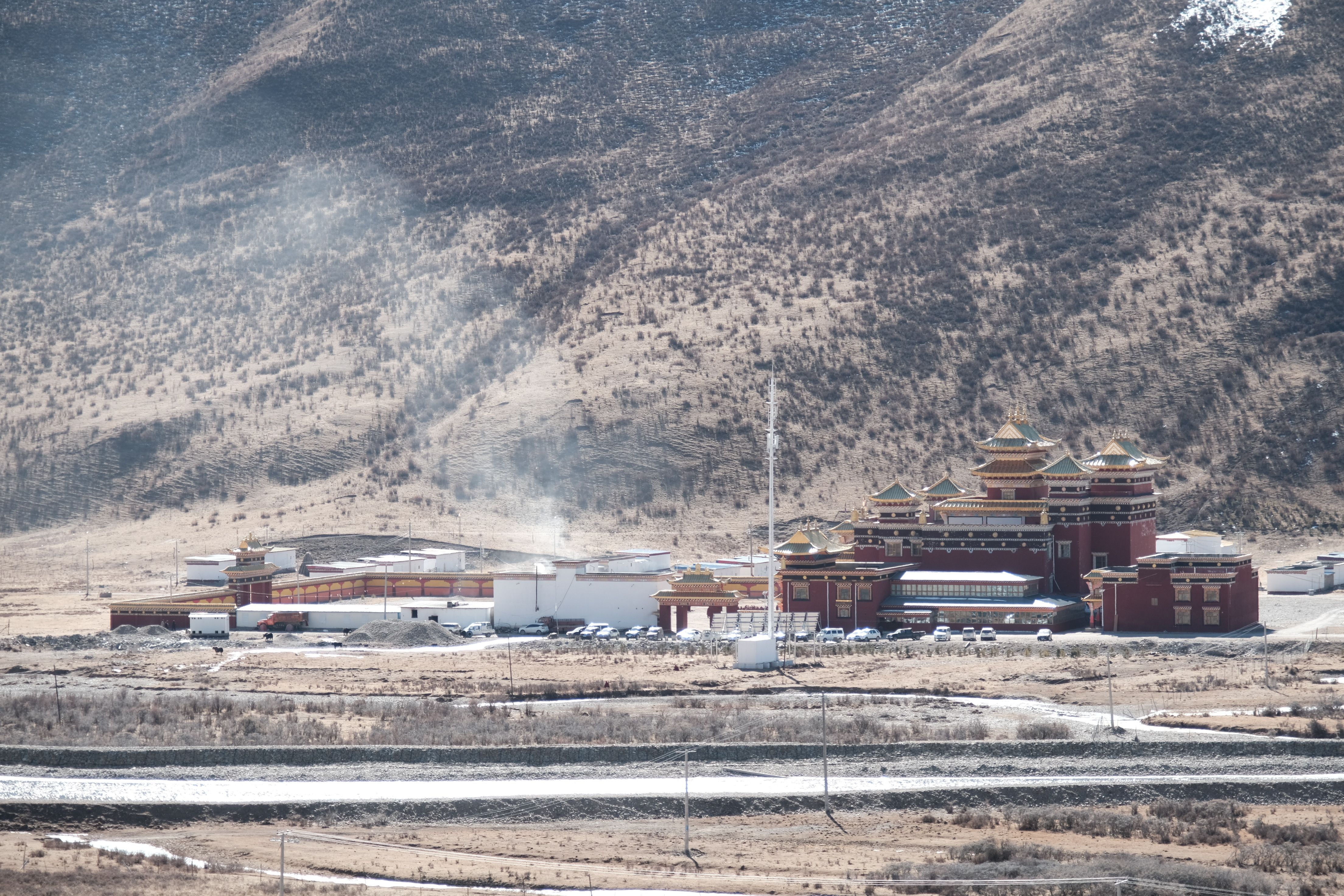 Factory in Valley · Free Stock Photo