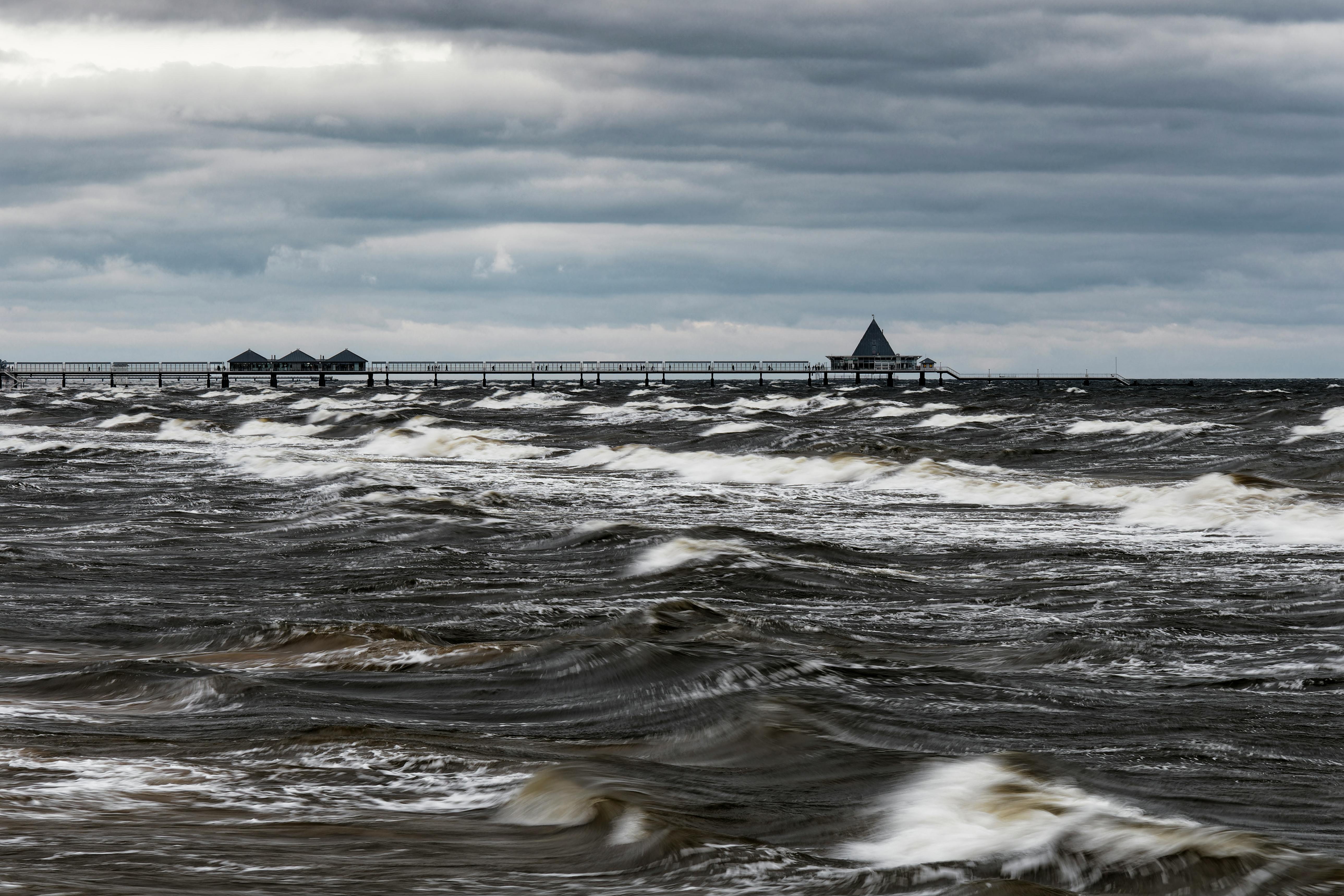 Big Waves Under Cloudy Sky · Free Stock Photo