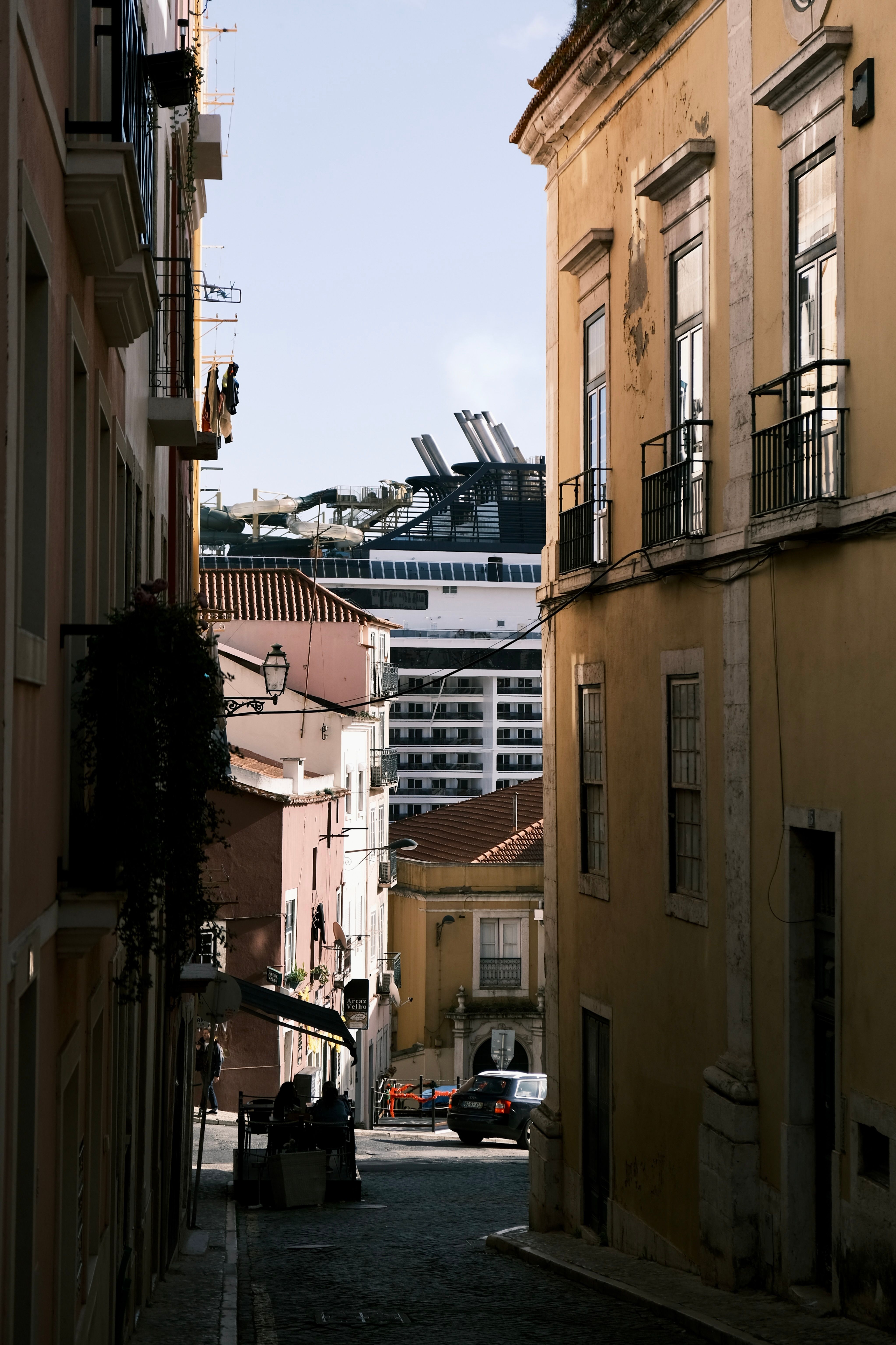 A Narrow Street Downhill in City · Free Stock Photo