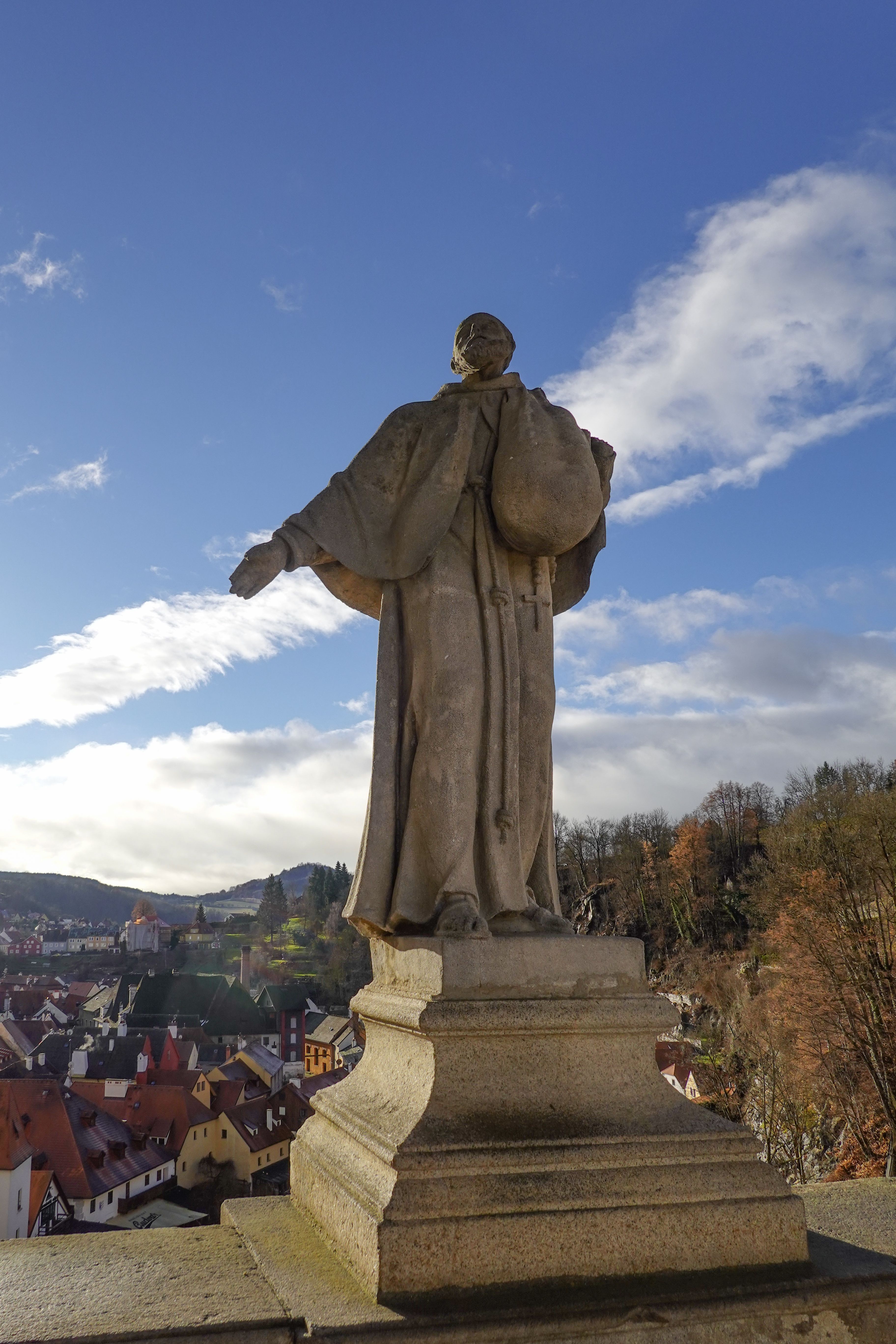 Statue of Standing Man · Free Stock Photo